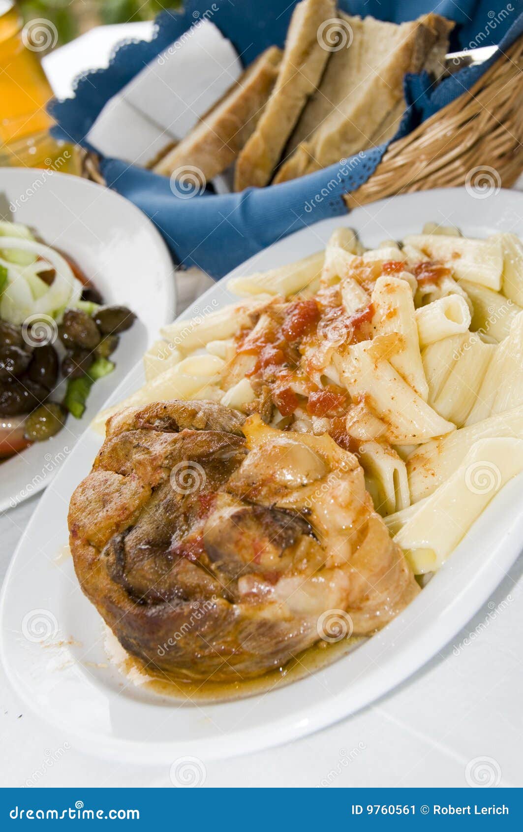 Paira Com Massa E O Restaurante Grego Do Taverna Da Salada Imagem de ...