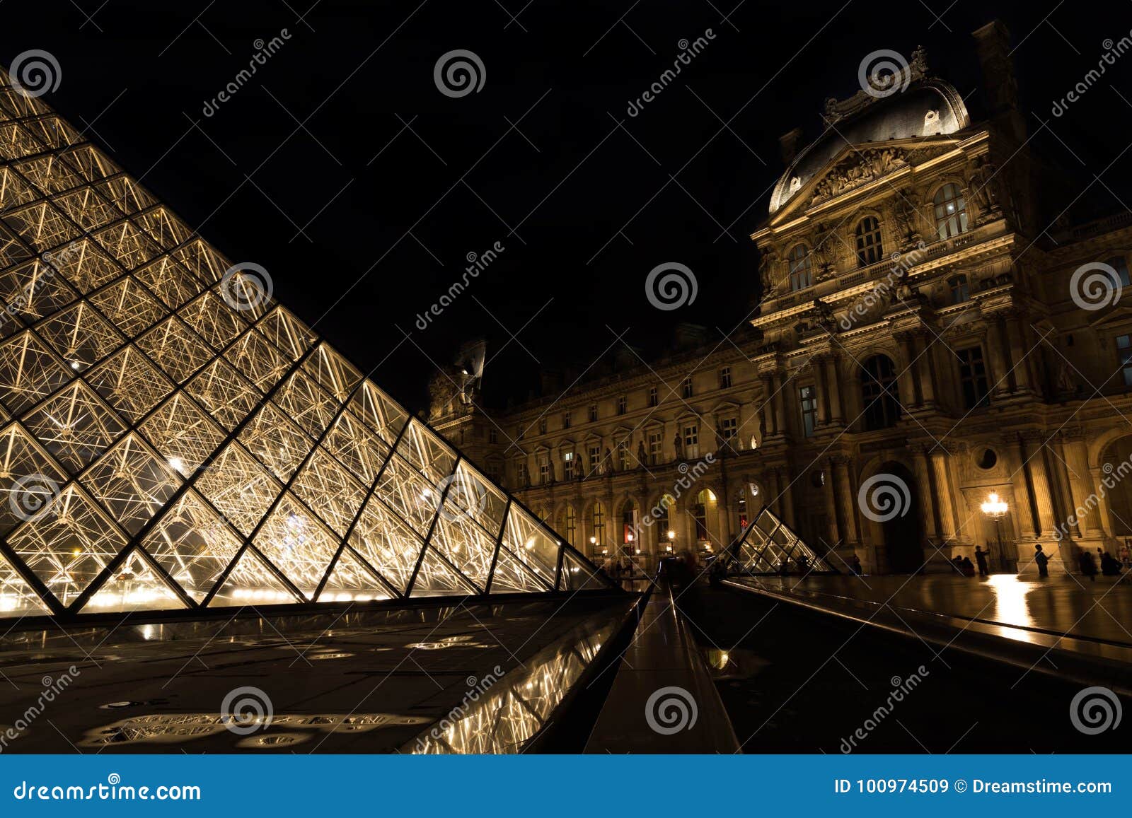 Louvre at night editorial stock image. Image of pairs - 100974509