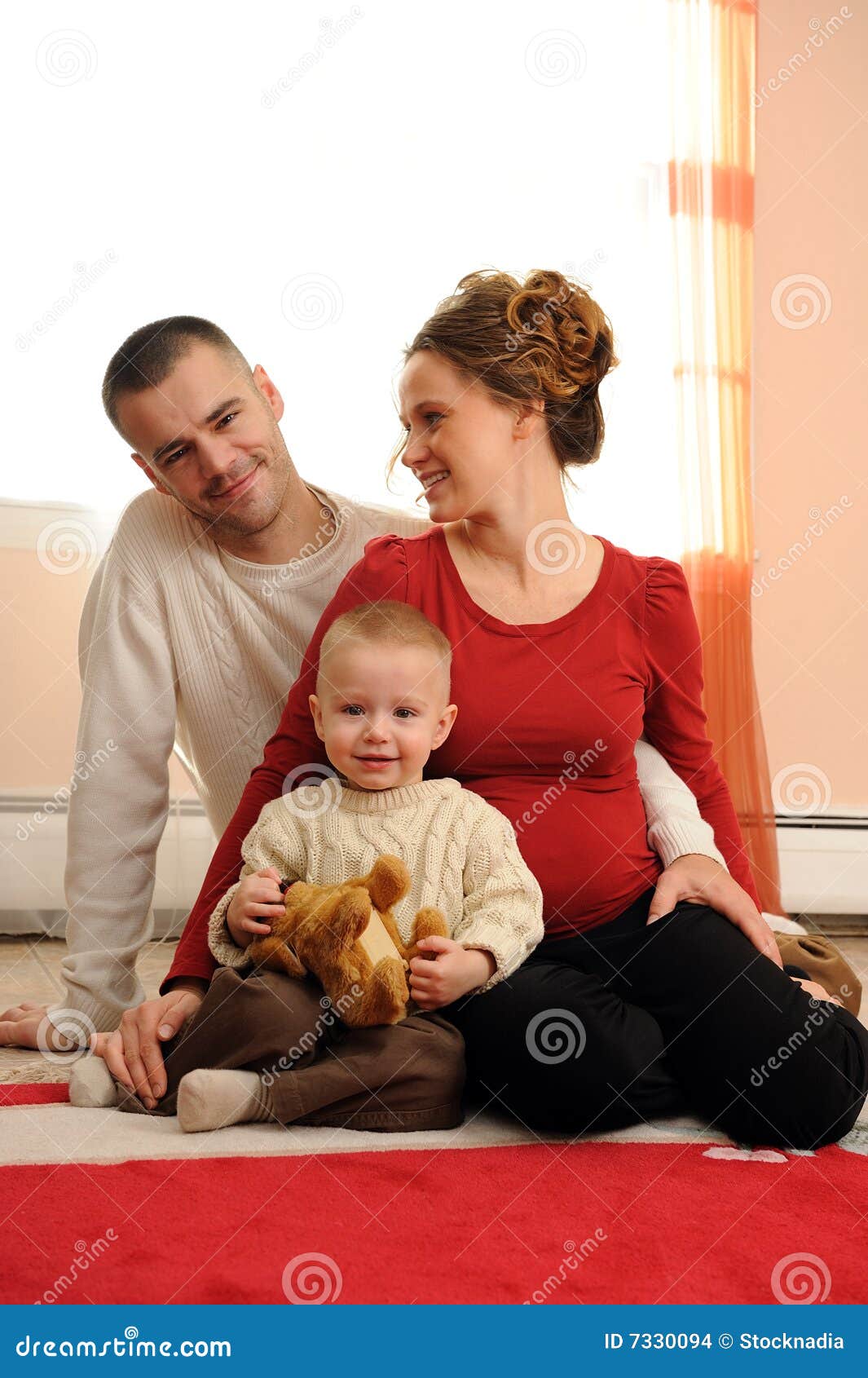 Pais com o filho foto de stock. Imagem de casa, pequeno - 7330094