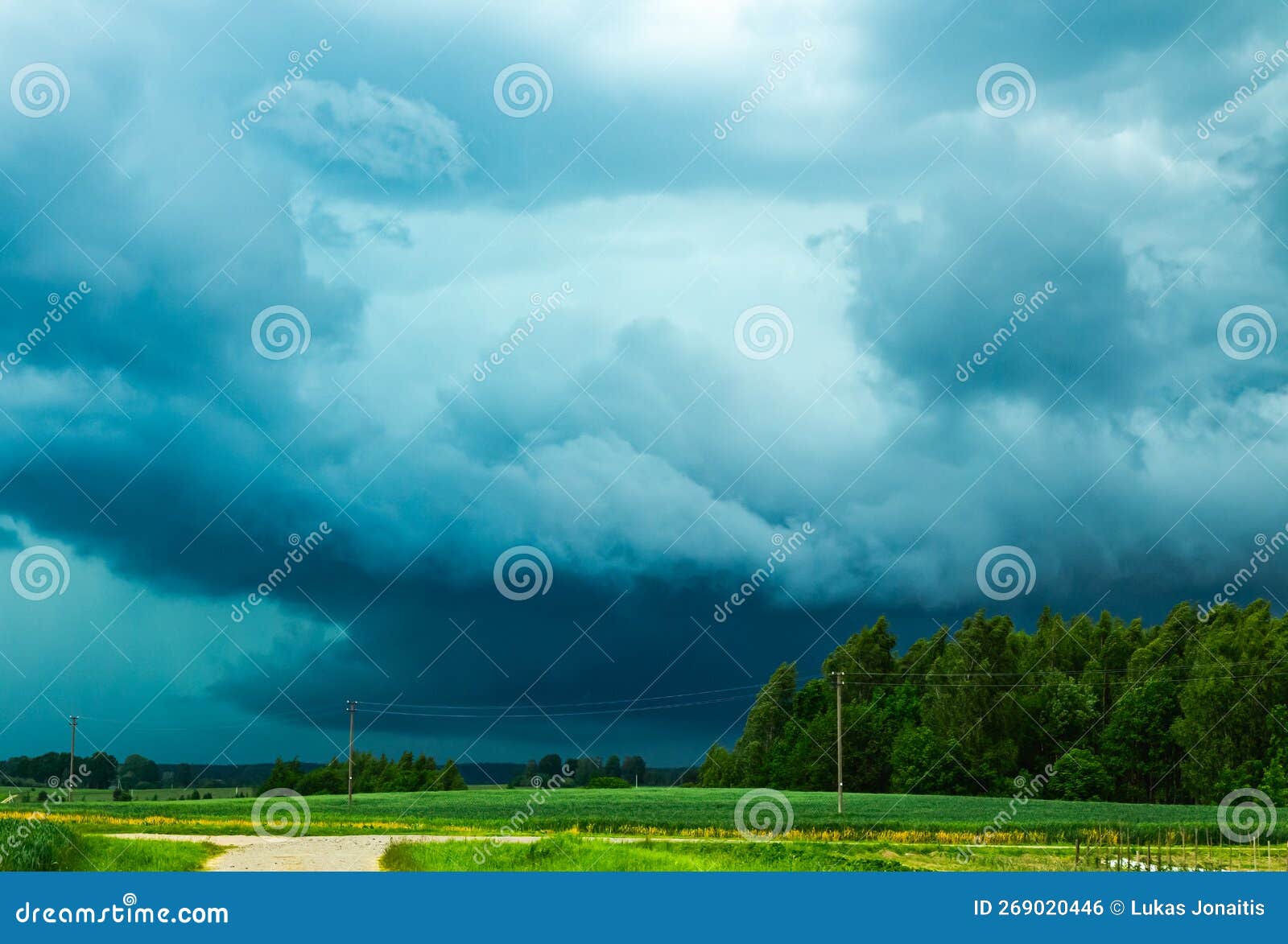 Paisagem Com Nuvens De Tempestade Intensa Com Nuvens De Tempestade Foto ...