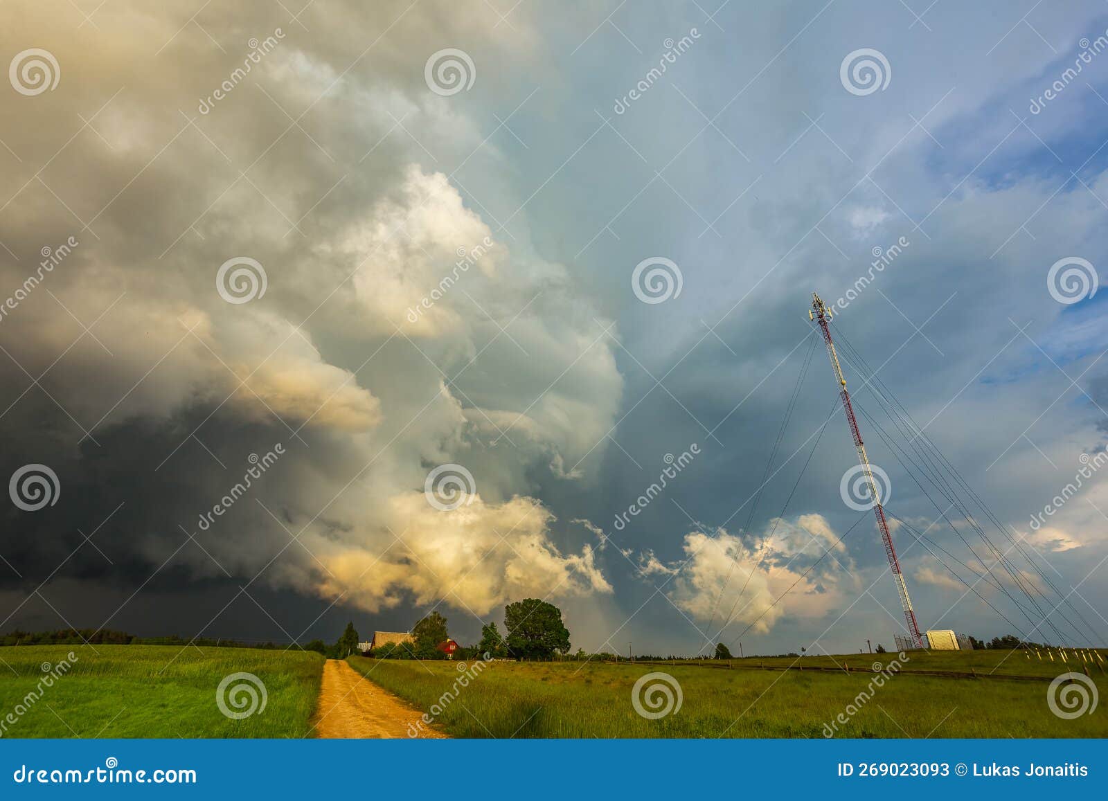 Paisagem Com Nuvens De Tempestade Intensa Com Nuvens De Tempestade ...