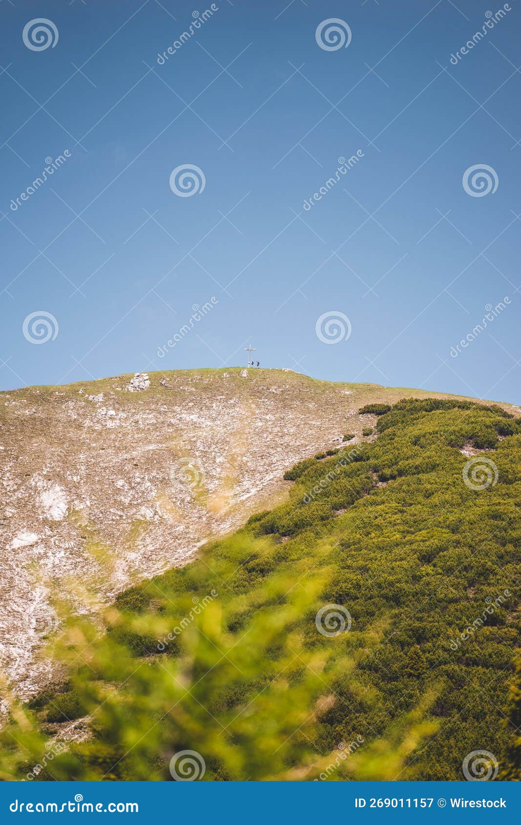 Paisagem De Serras Verdes E Colinas Rochosas Sob Nuvens Imagem de Stock ...