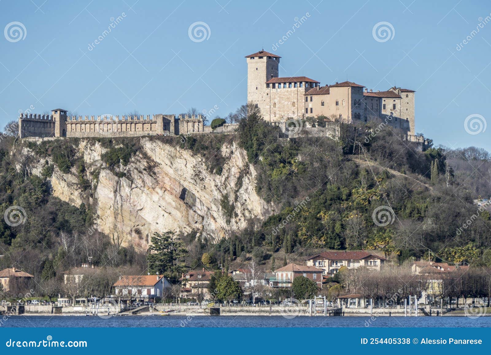 Paisagem Do Castelo De Angera E Da Cidade Foto de Stock - Imagem de ...