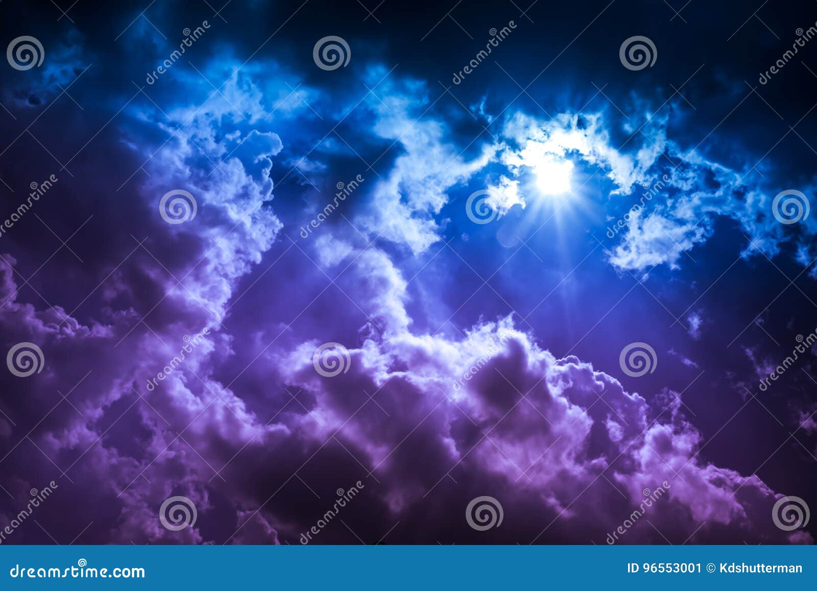 Paisagem Do Fundo Do Cloudscape Céu Colorido Com Raio De Sol Dentro Imagem de Stock - Imagem de ...