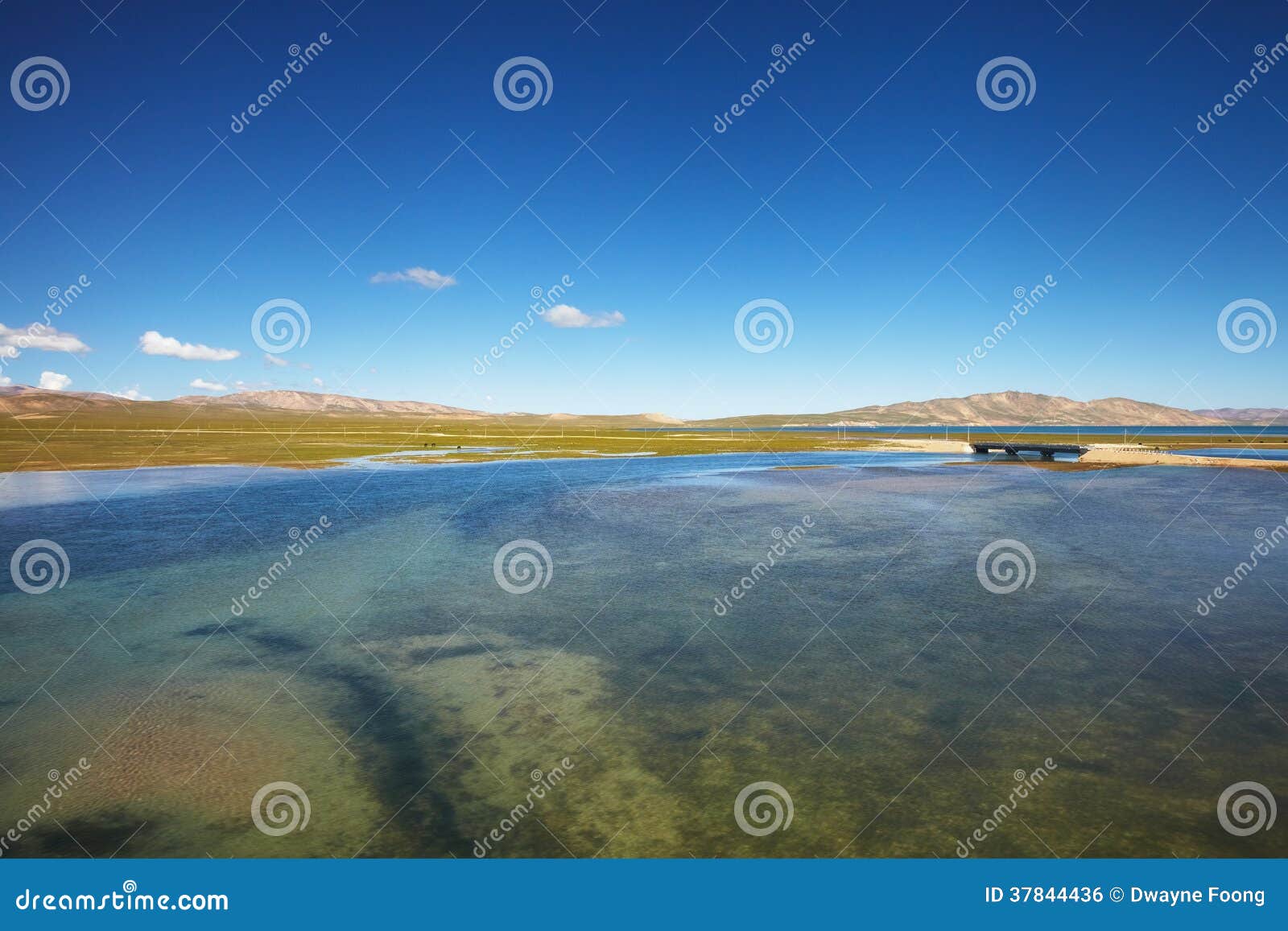 Paisagem do lago em Tibet foto de stock. Imagem de grama - 37844436