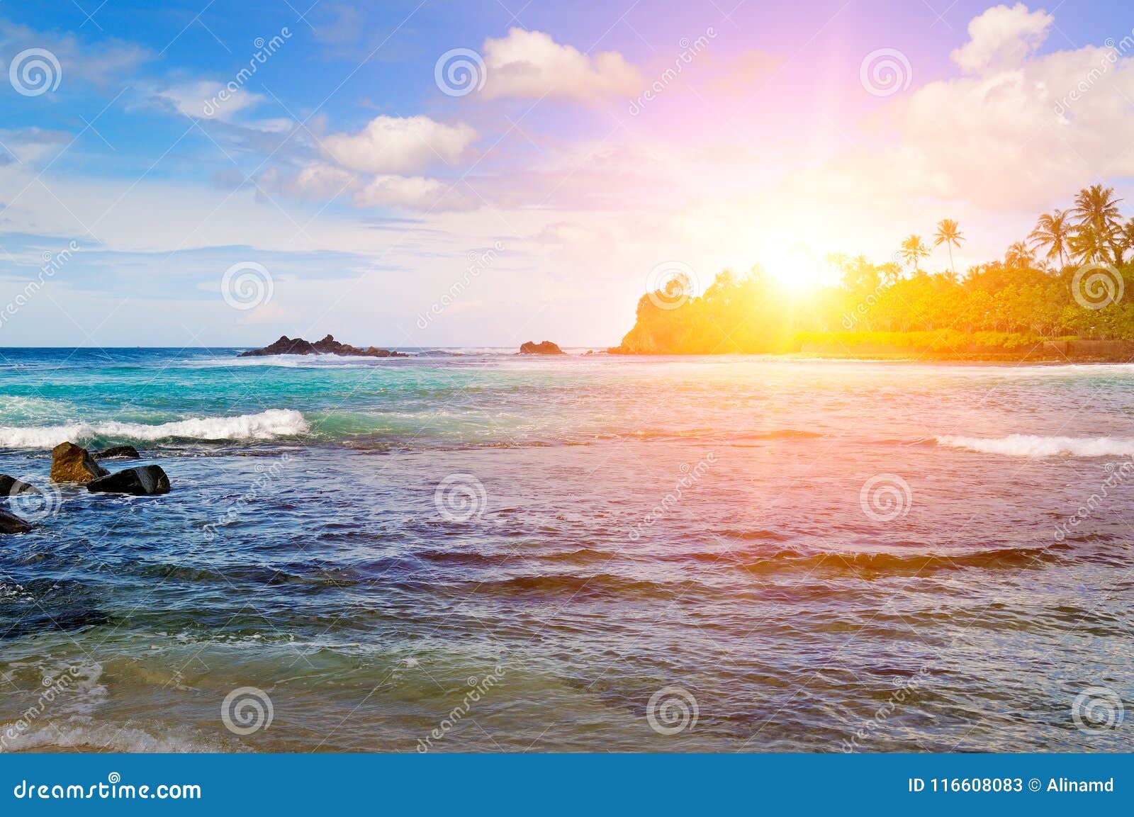 Paisagem Do Mar Com Ilha Rochosa E O Nascer Do Sol E Imagem de Stock ...