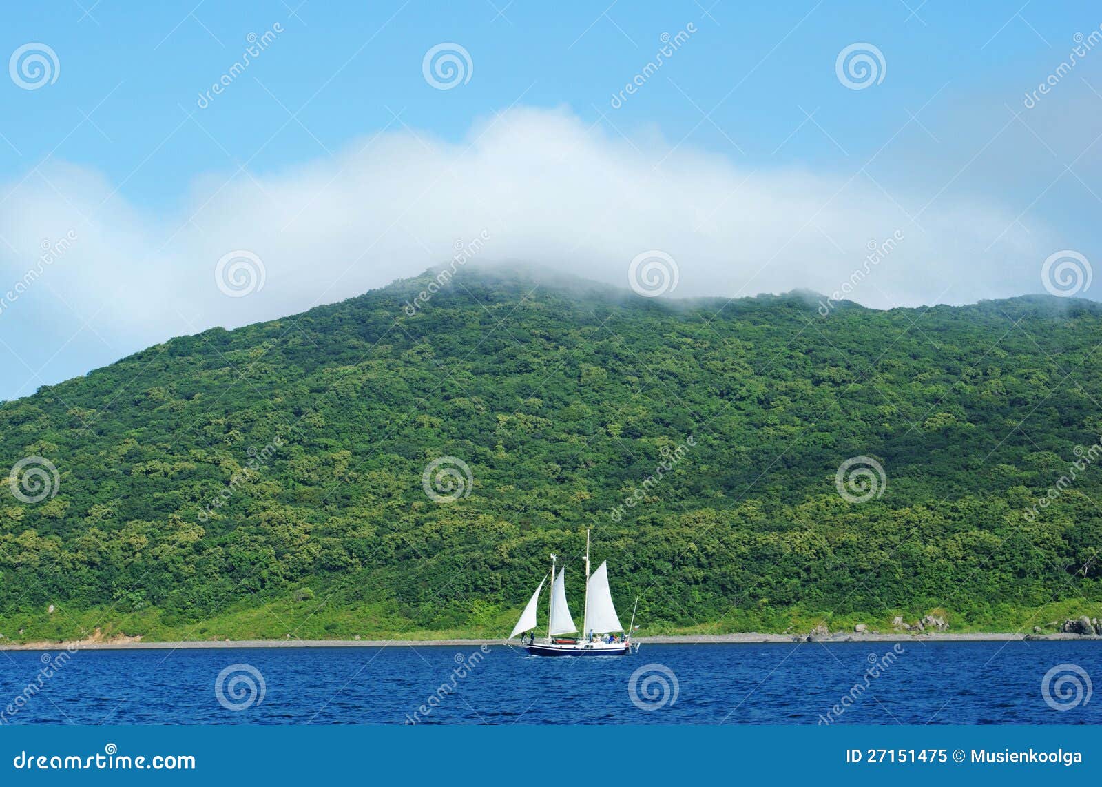 Paisagem Do Mar Com Um Barco. Imagem de Stock - Imagem de funcionamento ...