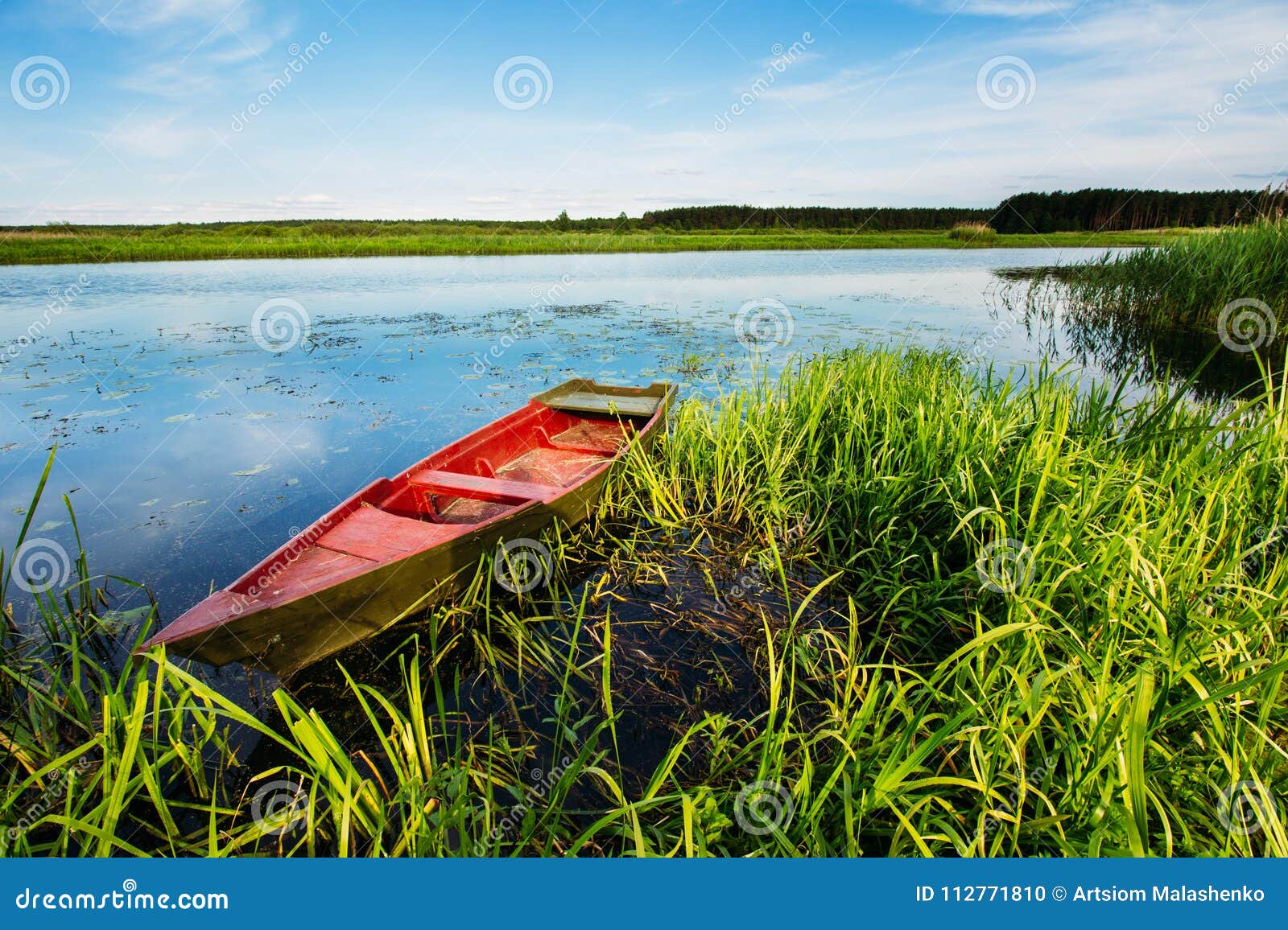 Paisagem Do Rio Com Um Barco Vermelho Foto de Stock - Imagem de barco ...