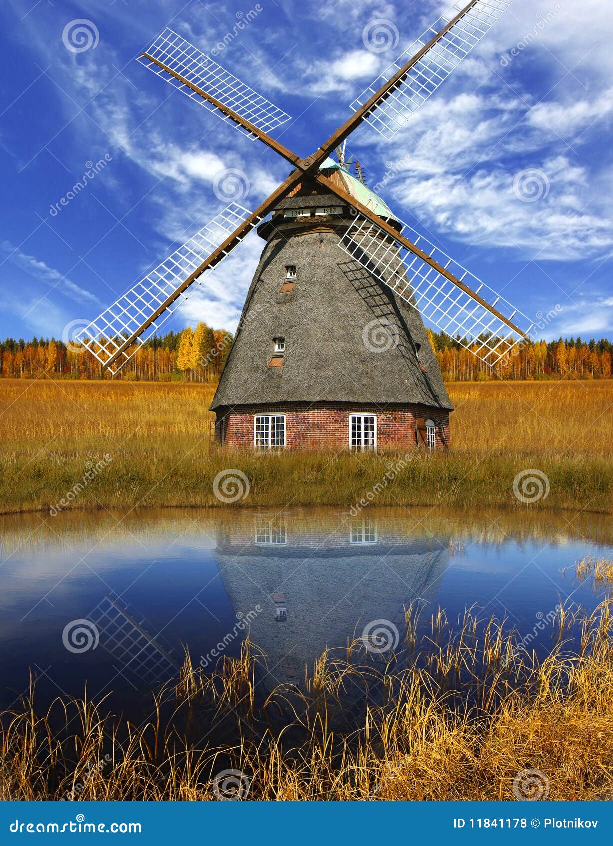 Paisagem Pitoresca Do Outono Com Moinho Velho Foto de Stock - Imagem de ...