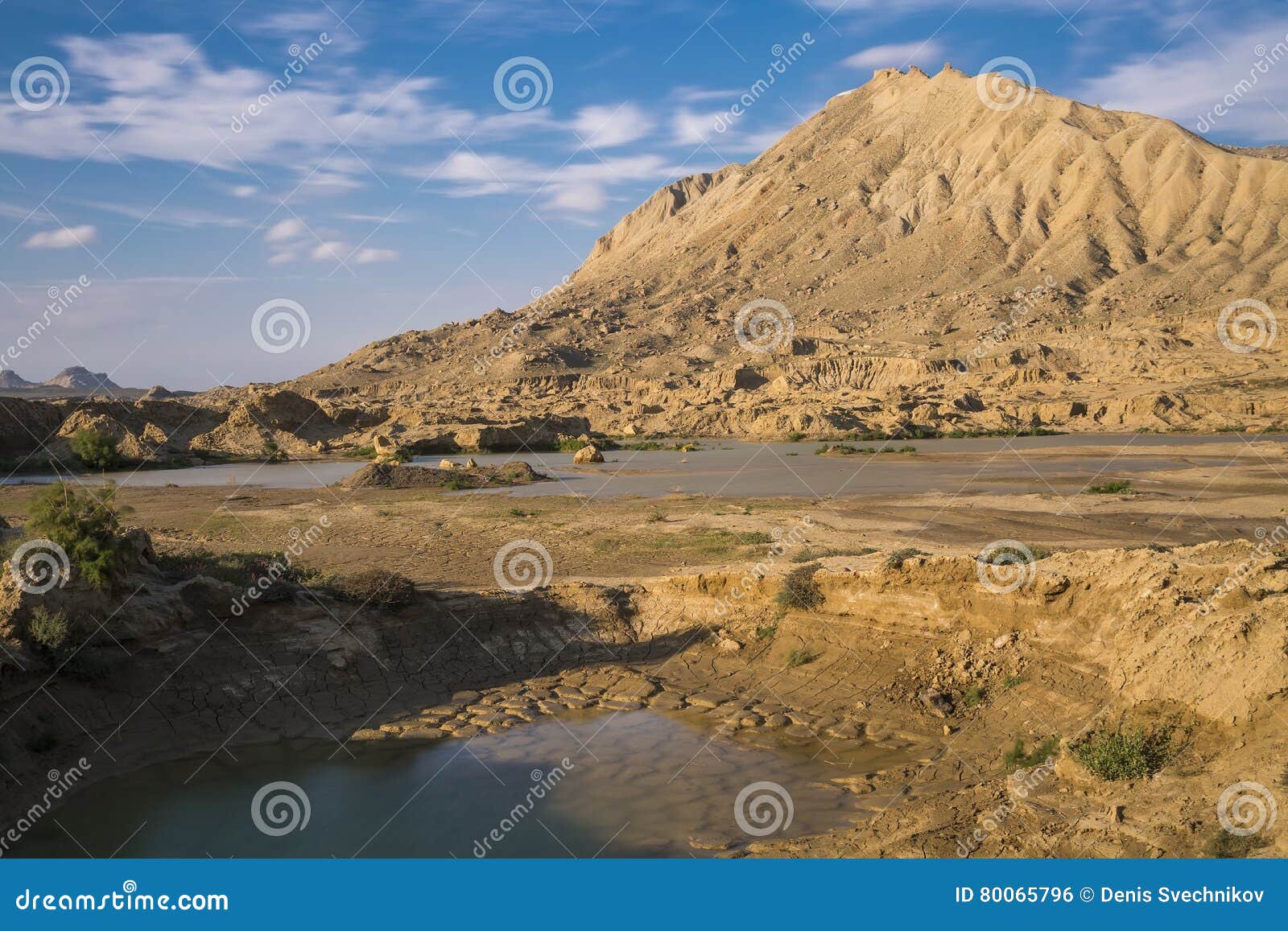 Paisagem, Terra Rachada Seca E Montanha Foto de Stock - Imagem de ...