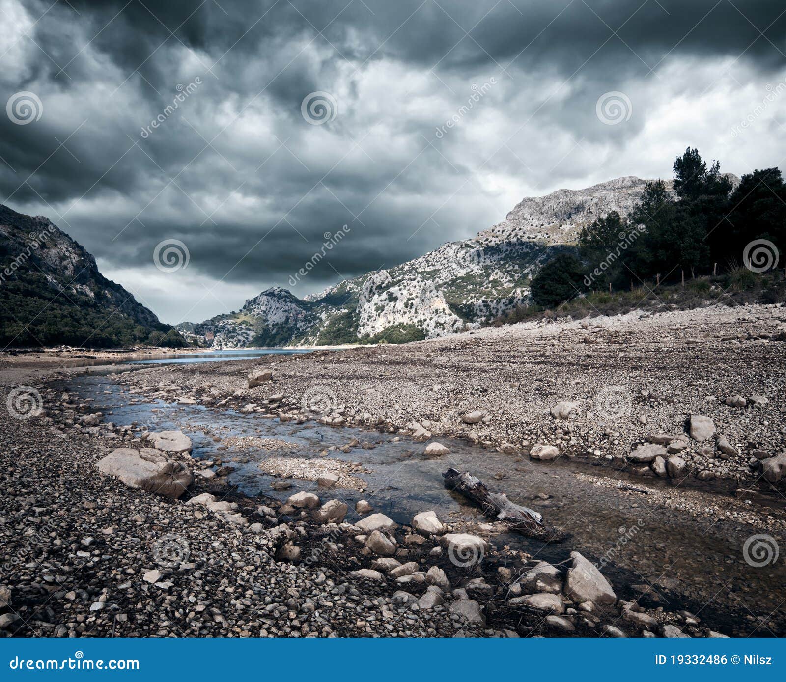 Paisagem Tormentoso Da Montanha Foto de Stock - Imagem de céu, nuvens ...