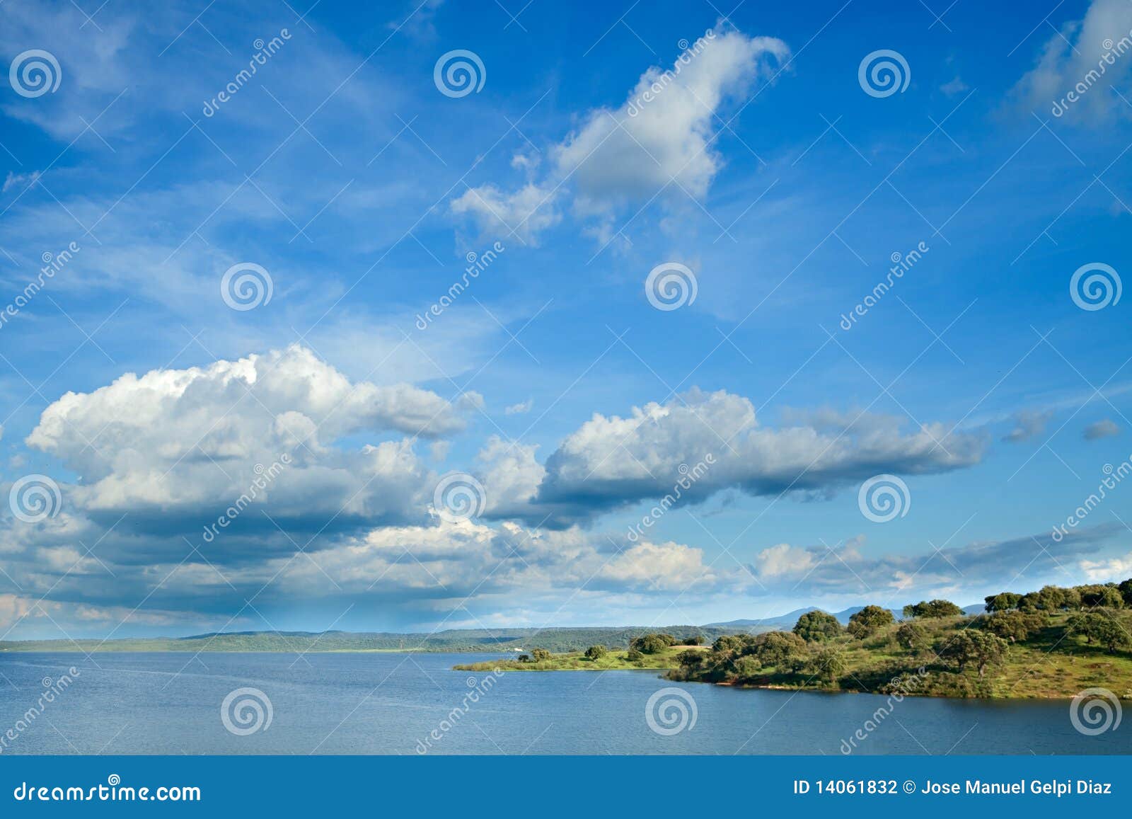 Paisaje Con El Cielo Hermoso Foto de archivo - Imagen de verde, pantano ...