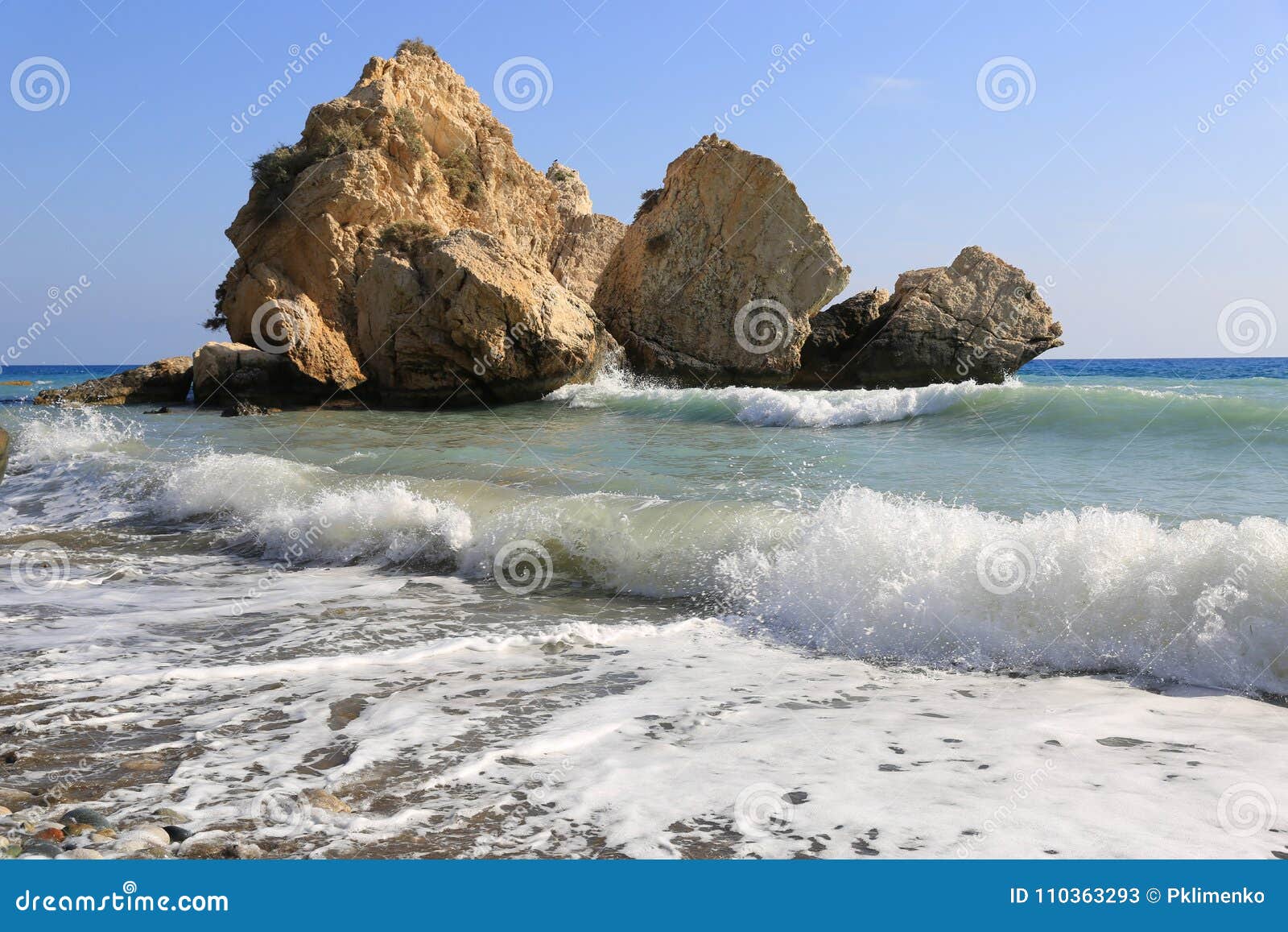 Paisaje Con La Roca En El Mar Imagen de archivo - Imagen de fondo ...