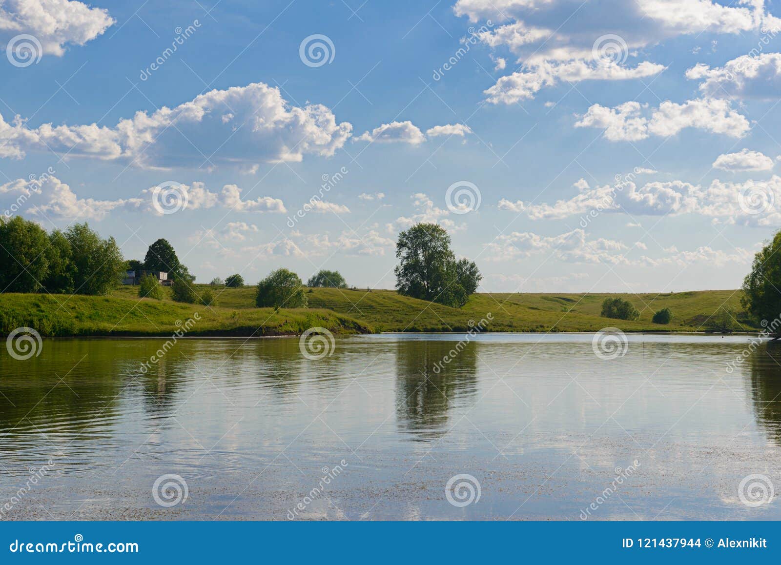 Paisaje con un lago foto de archivo. Imagen de cielo - 121437944