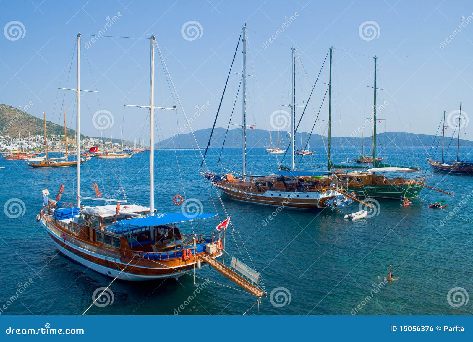 Paisaje con yate foto de archivo. Imagen de pursuit, leisure - 15056376