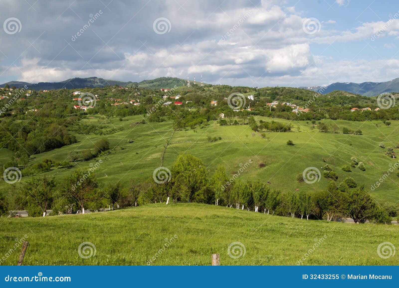 Paisaje de la colina imagen de archivo. Imagen de hierba - 32433255