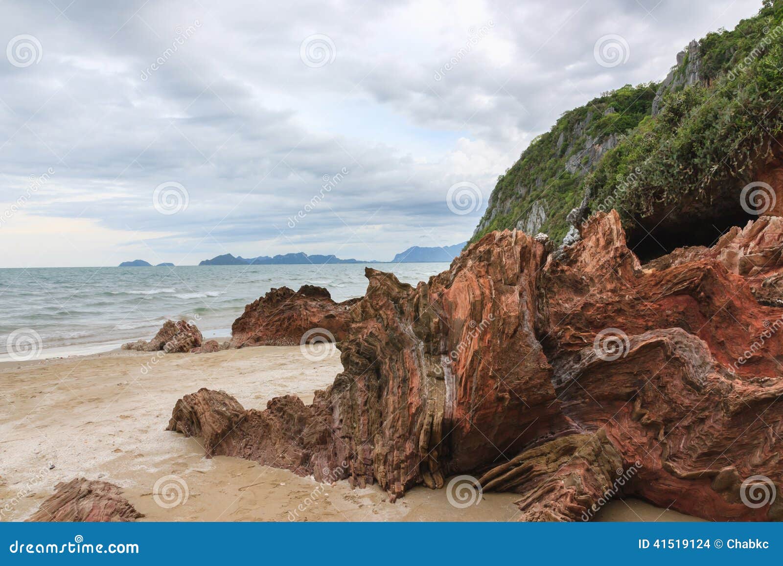 Paisaje De La Playa Con Las Rocas Foto de archivo - Imagen de laguna ...
