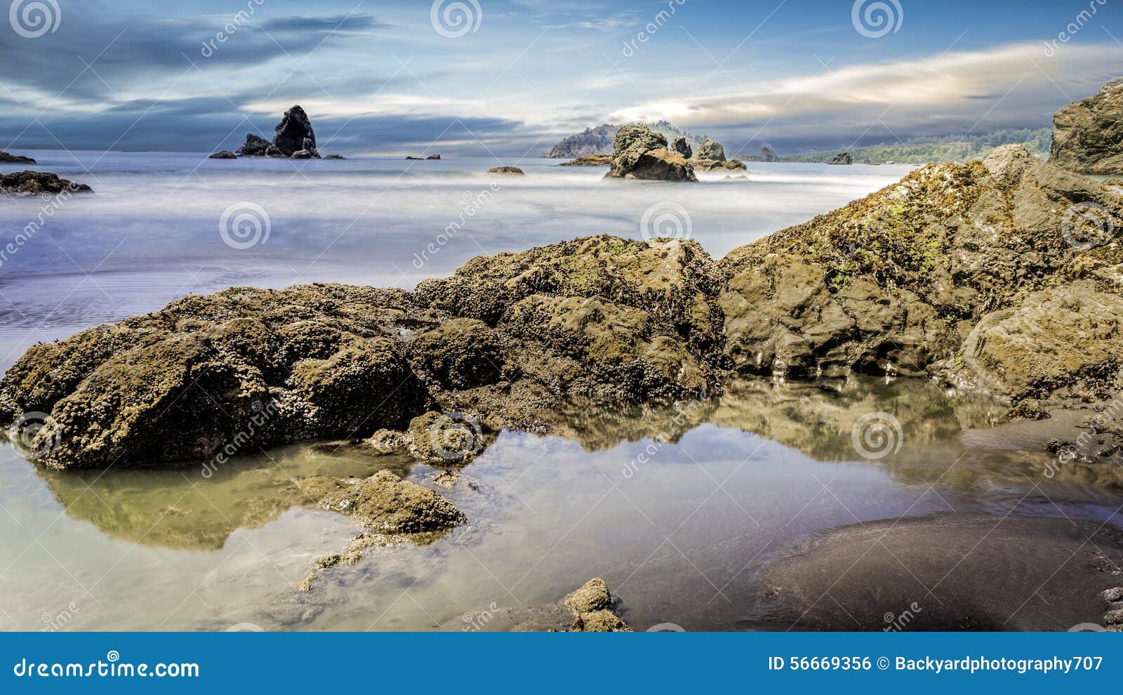 Paisaje de la playa rocosa foto de archivo. Imagen de negro - 56669356