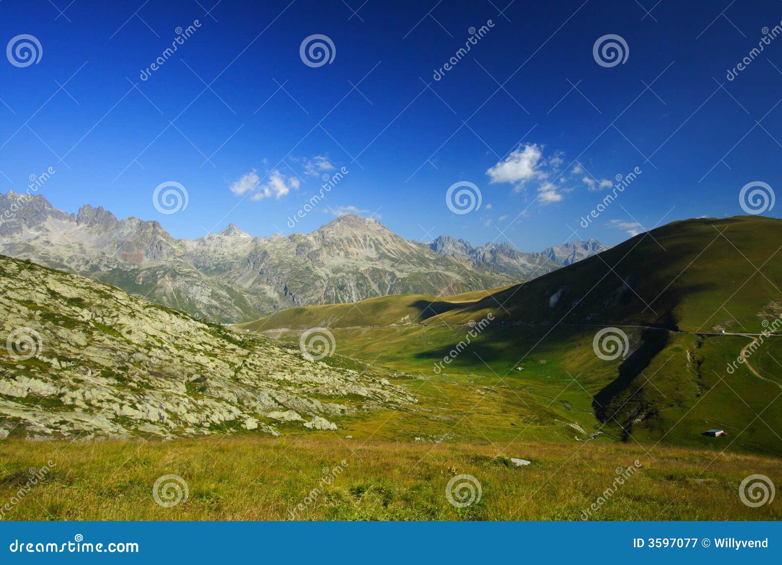 Paisaje de las montan@as imagen de archivo. Imagen de cumbres - 3597077