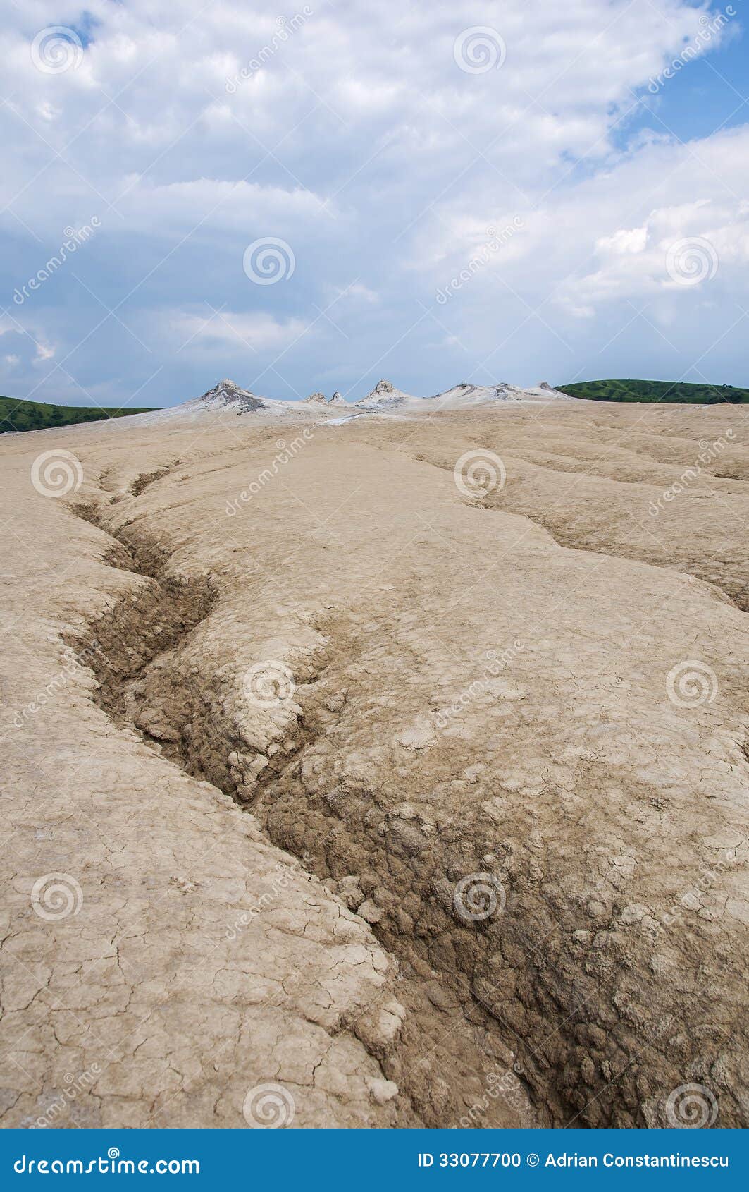 Paisaje De Los Volcanes Del Fango Foto de archivo - Imagen de fango ...