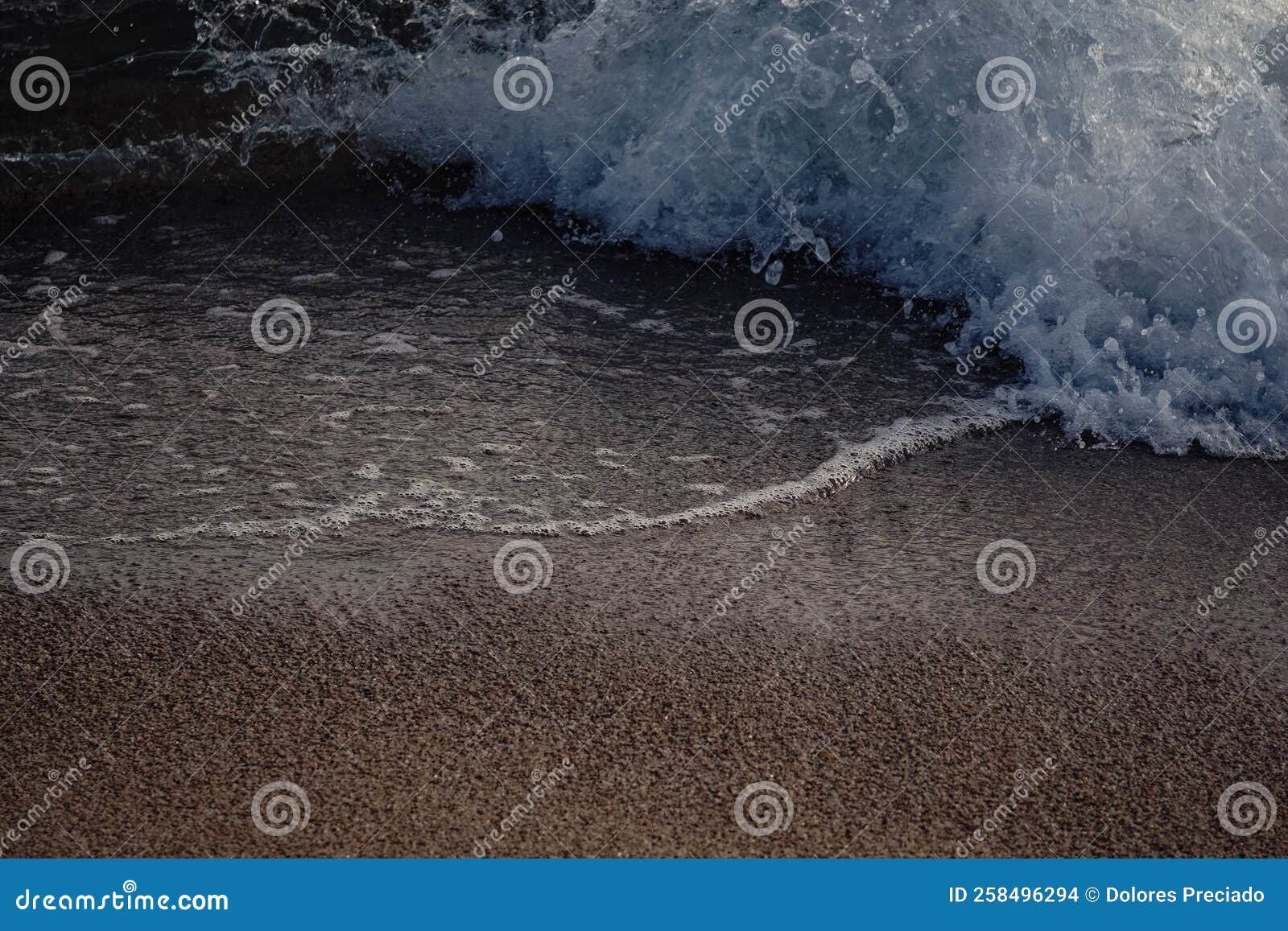 Paisaje De Una Orilla De Playa Con Olas Y Espuma Foto de archivo - Imagen de verano, negro ...