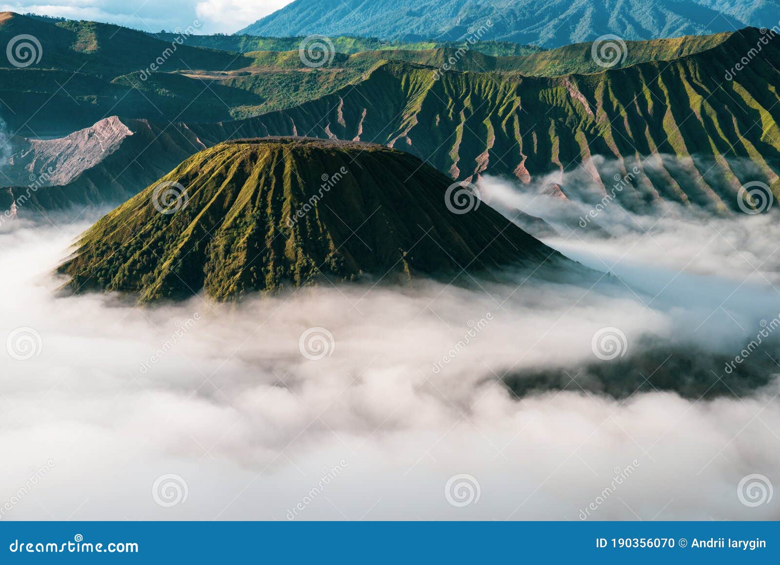 Paisaje De Volcanes En Las Nubes De La Isla Foto de archivo - Imagen de ...