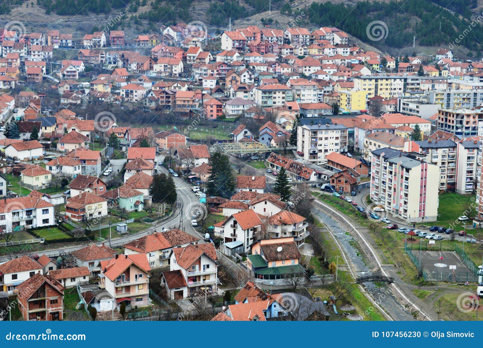 Paisaje del lugar poblado foto de archivo. Imagen de aldea - 107456230