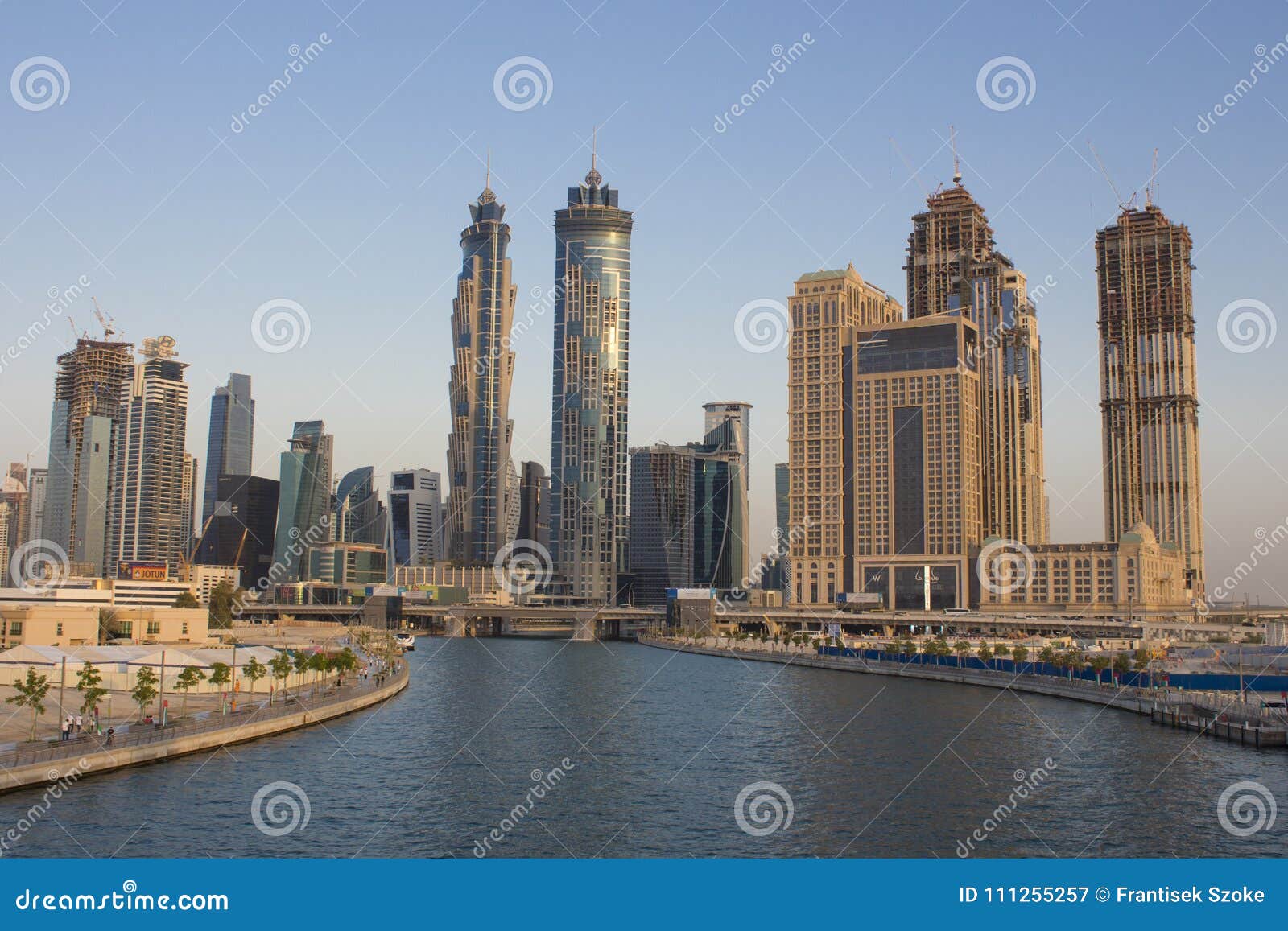 Paisaje Moderno De Los Edificios En Dubai Fotografía editorial - Imagen ...