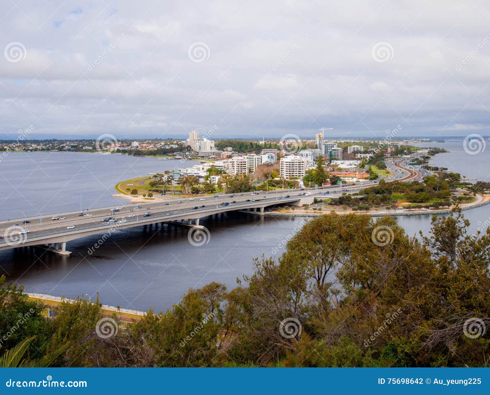 Paisaje urbano de Perth foto de archivo. Imagen de alto - 75698642
