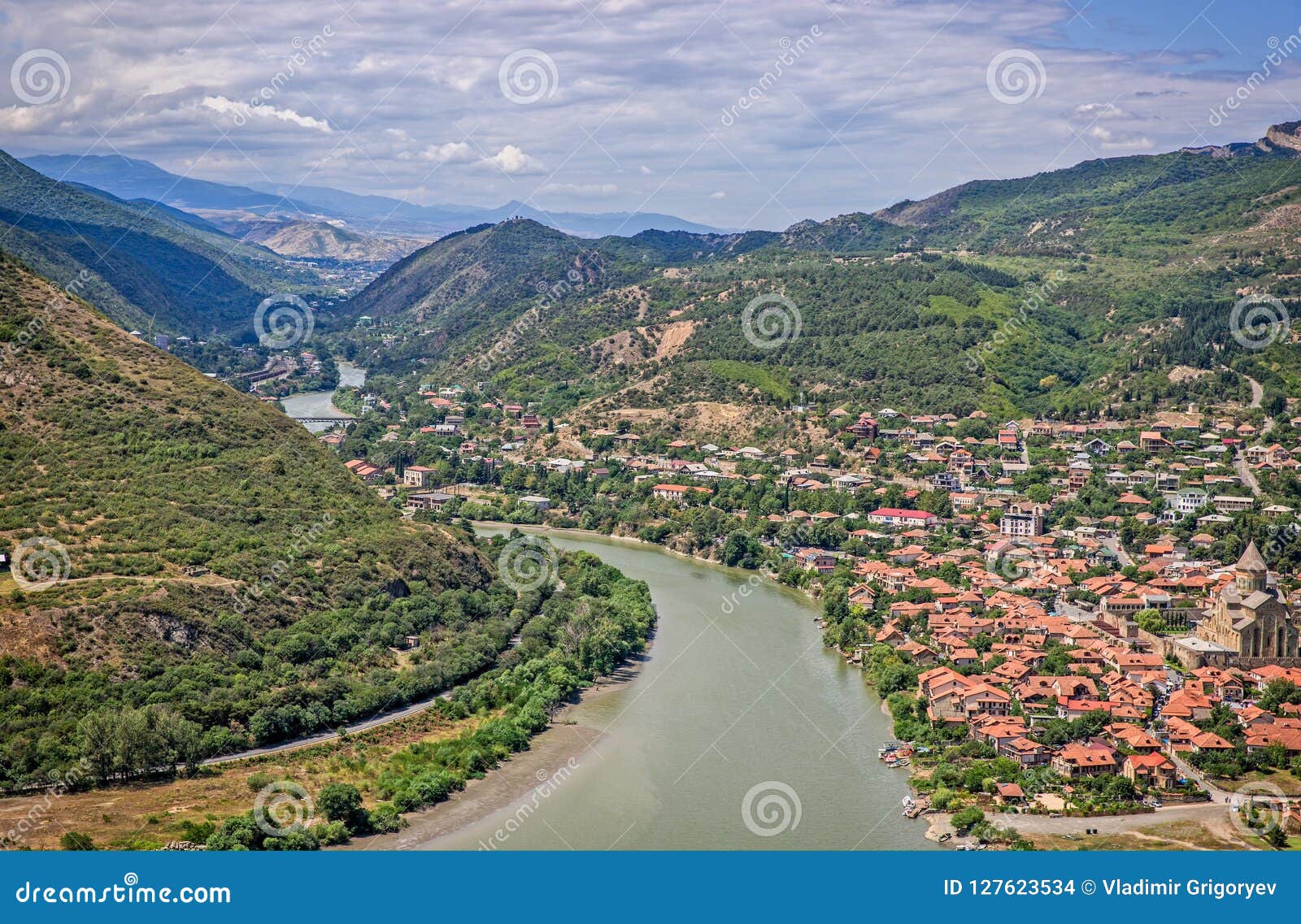 Paisajes de Kavkaz foto de archivo. Imagen de confluencia - 127623534