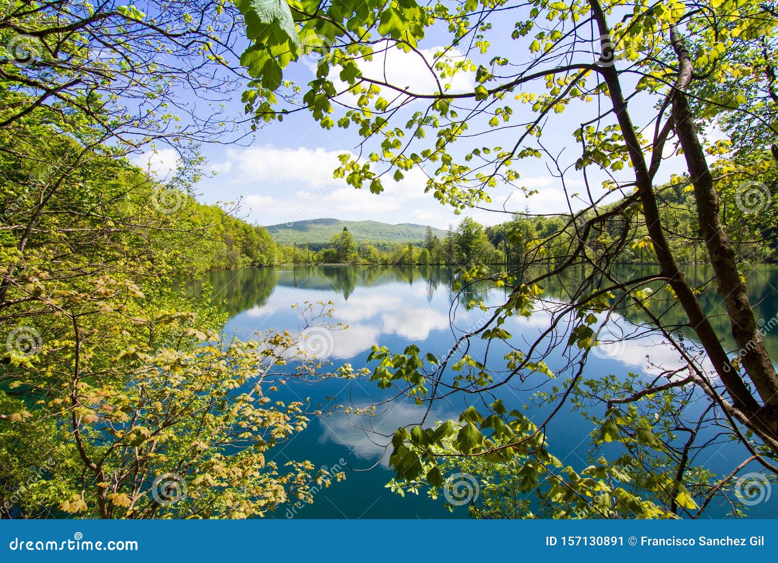 Paisajes verdes y azules imagen de archivo. Imagen de hermoso - 157130891