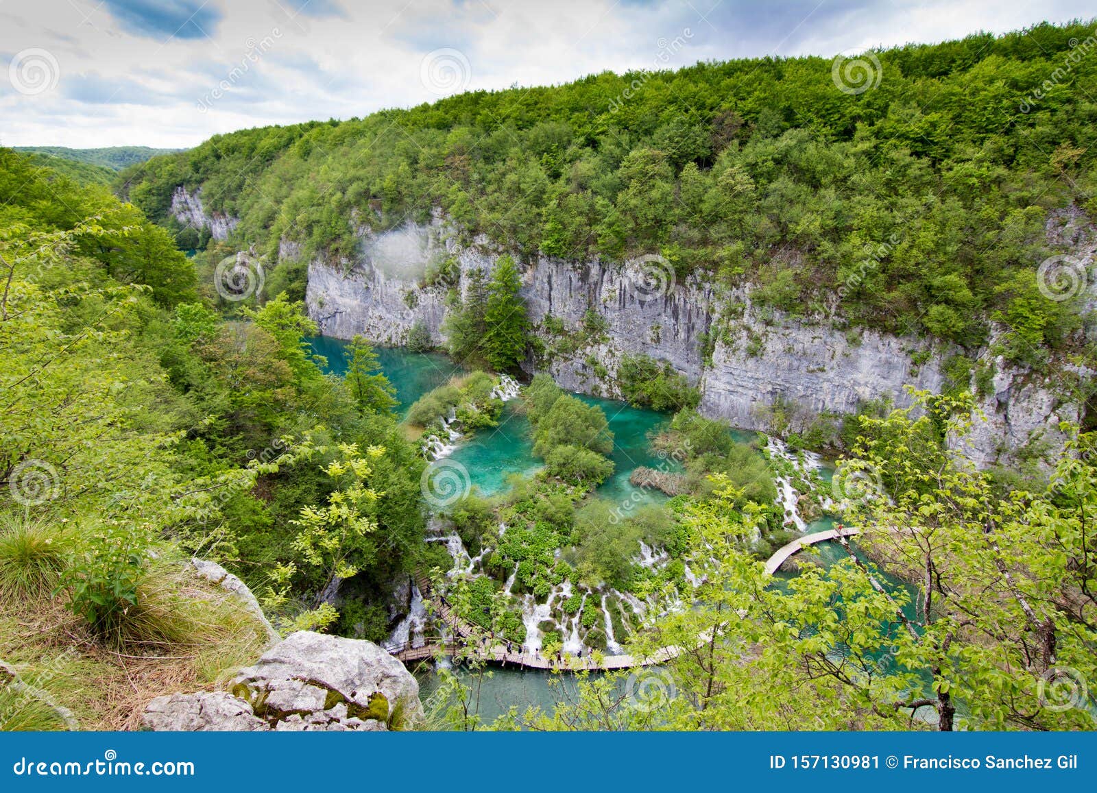 Paisajes verdes y azules imagen de archivo. Imagen de hermoso - 157130981