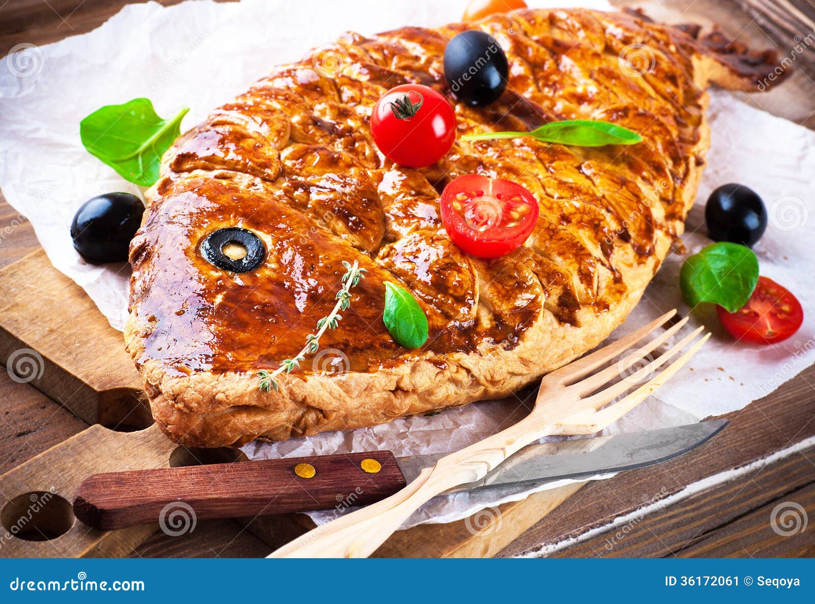 Paj med laxen och tomater fotografering för bildbyråer. Bild av fisk ...