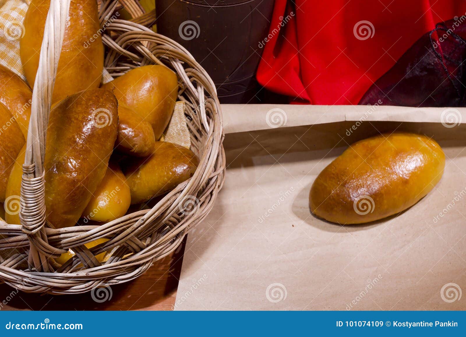 Pajer i korgen fotografering för bildbyråer. Bild av äta - 101074109