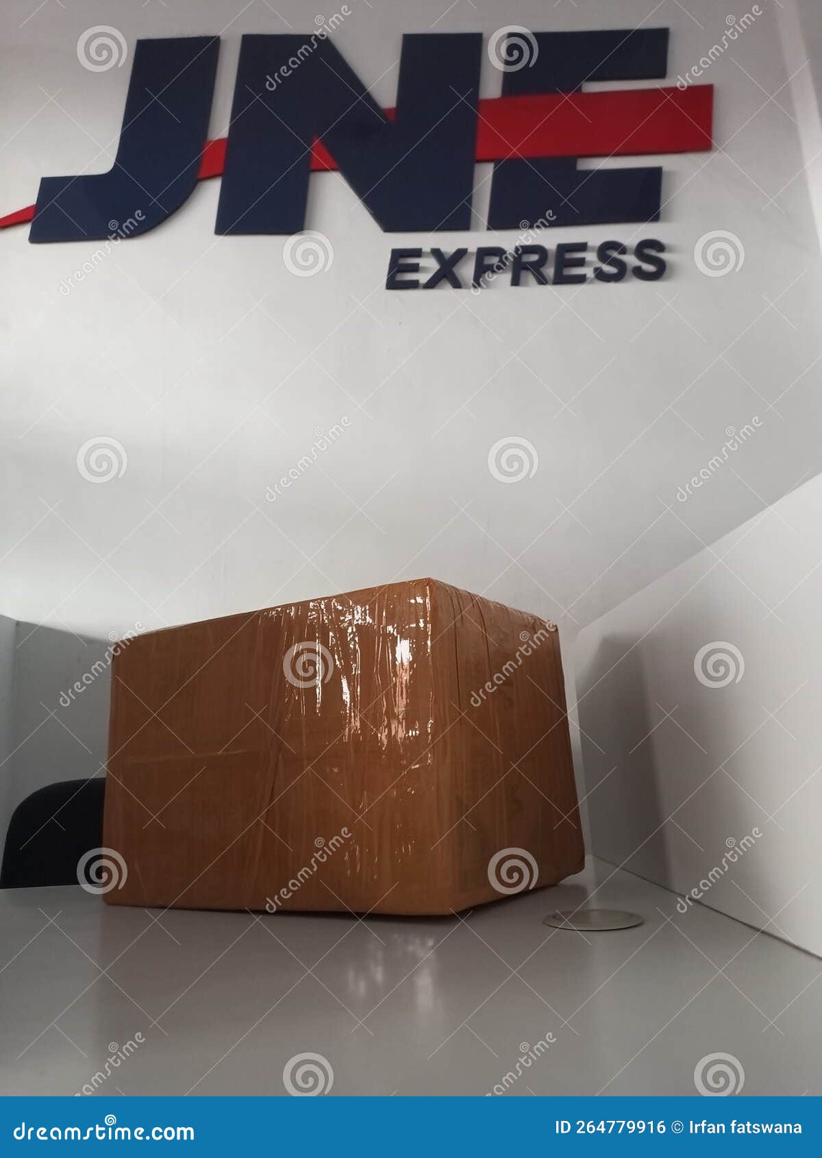 Paket JNE editorial photo. Image of wall, table, font - 264779916