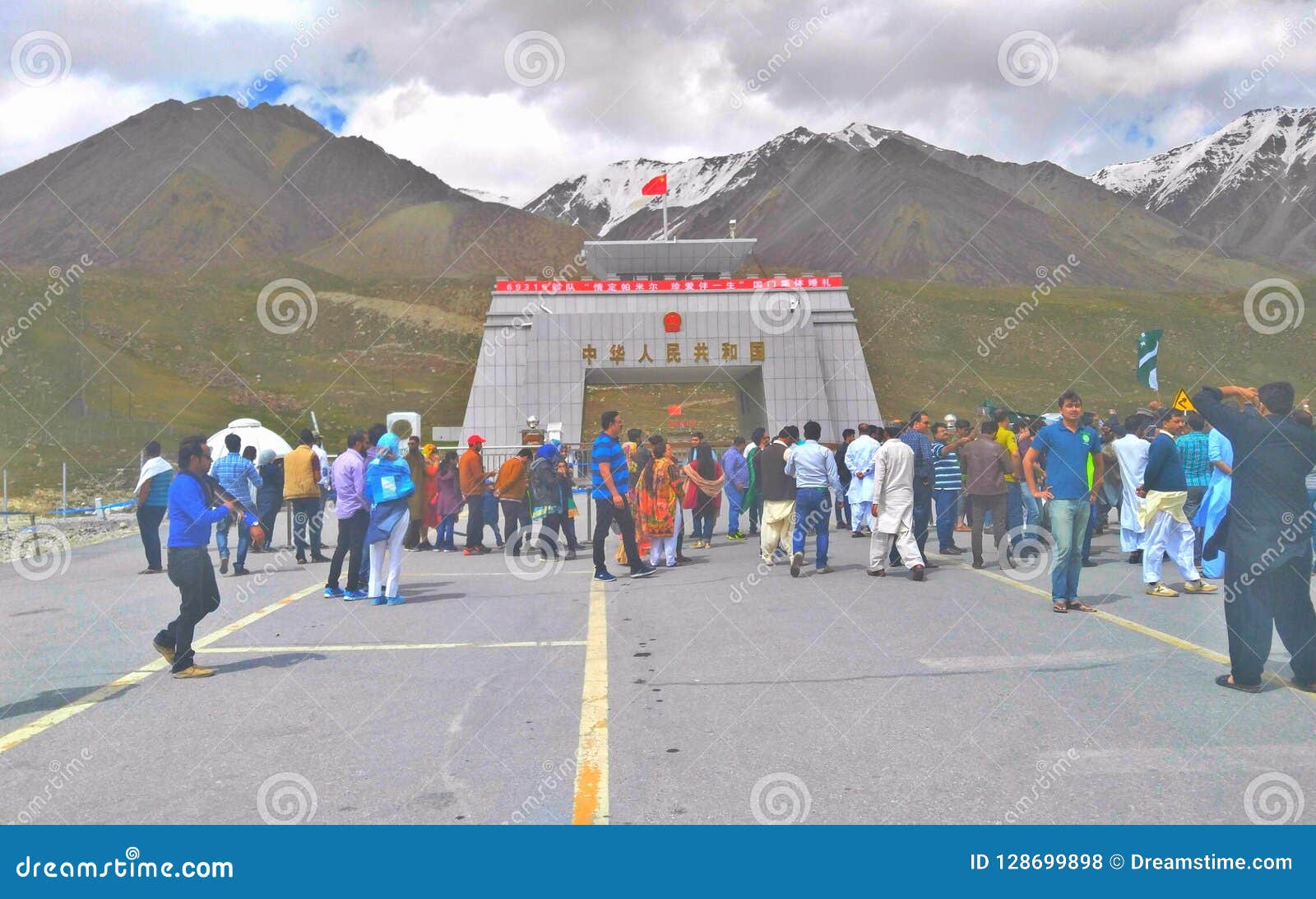 Pakistan China border editorial stock photo. Image of paved - 128699898