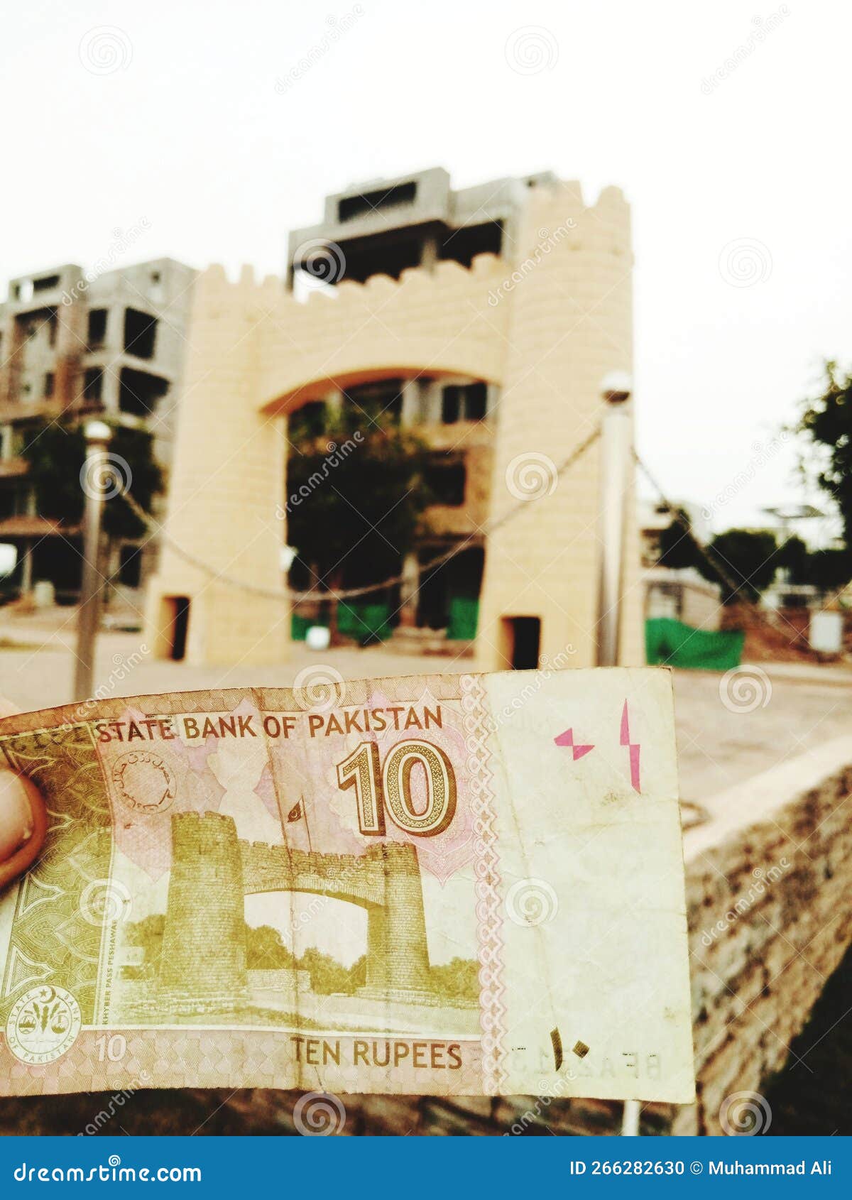 10 Pakistani Ruppe Note with Khyber Gate Stock Photo - Image of wood ...