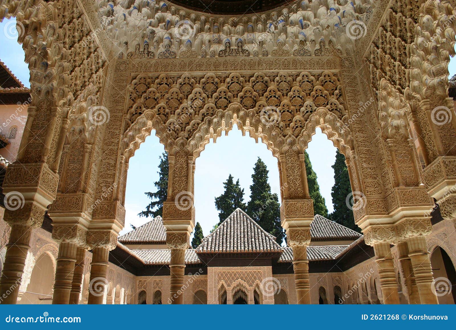 Palácio De Alhambra Em Granada, Foto de Stock - Imagem de cultura, arco ...