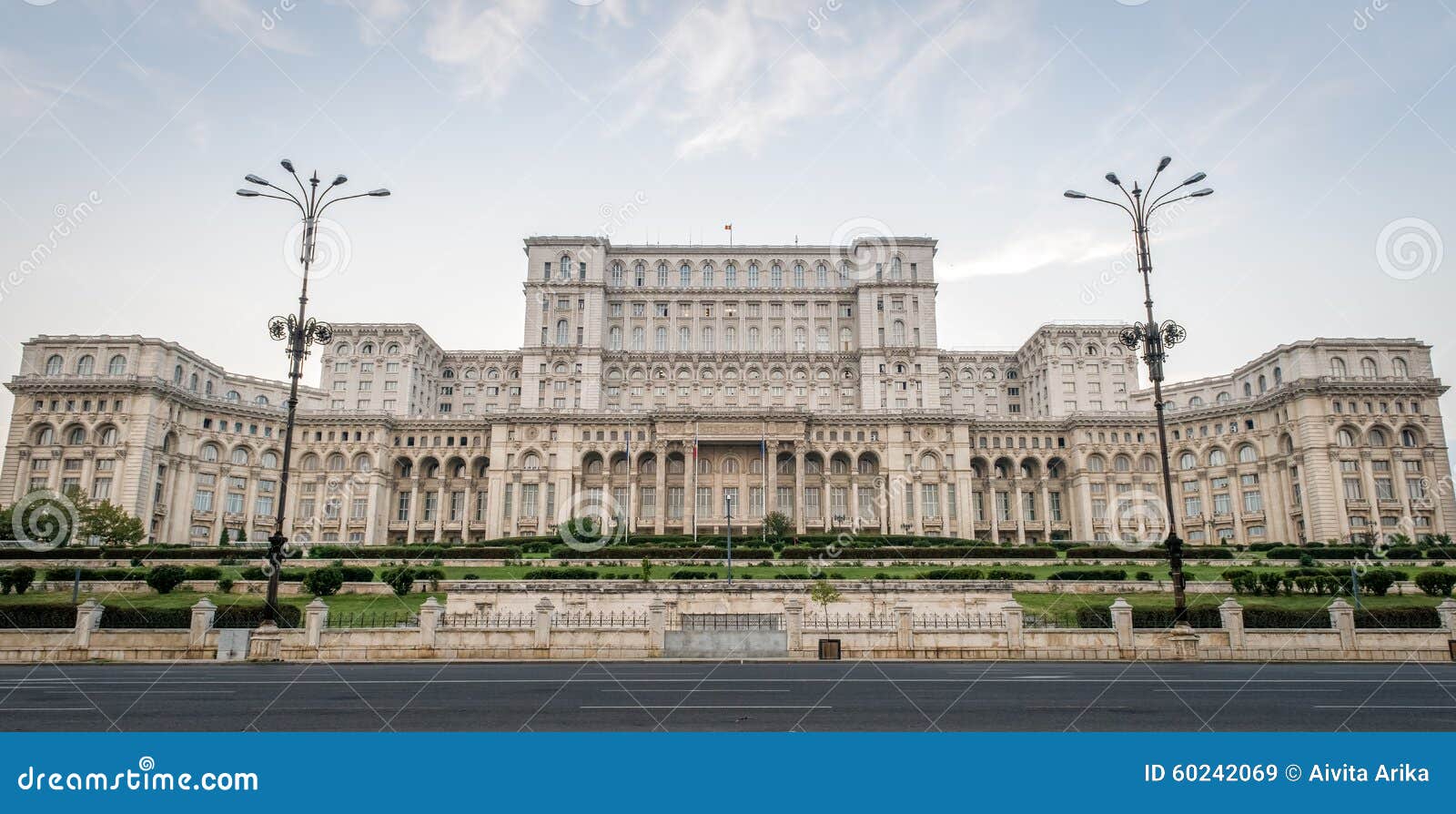 Palácio Romeno Do Parlamento Em Bucareste Imagem de Stock - Imagem de ...