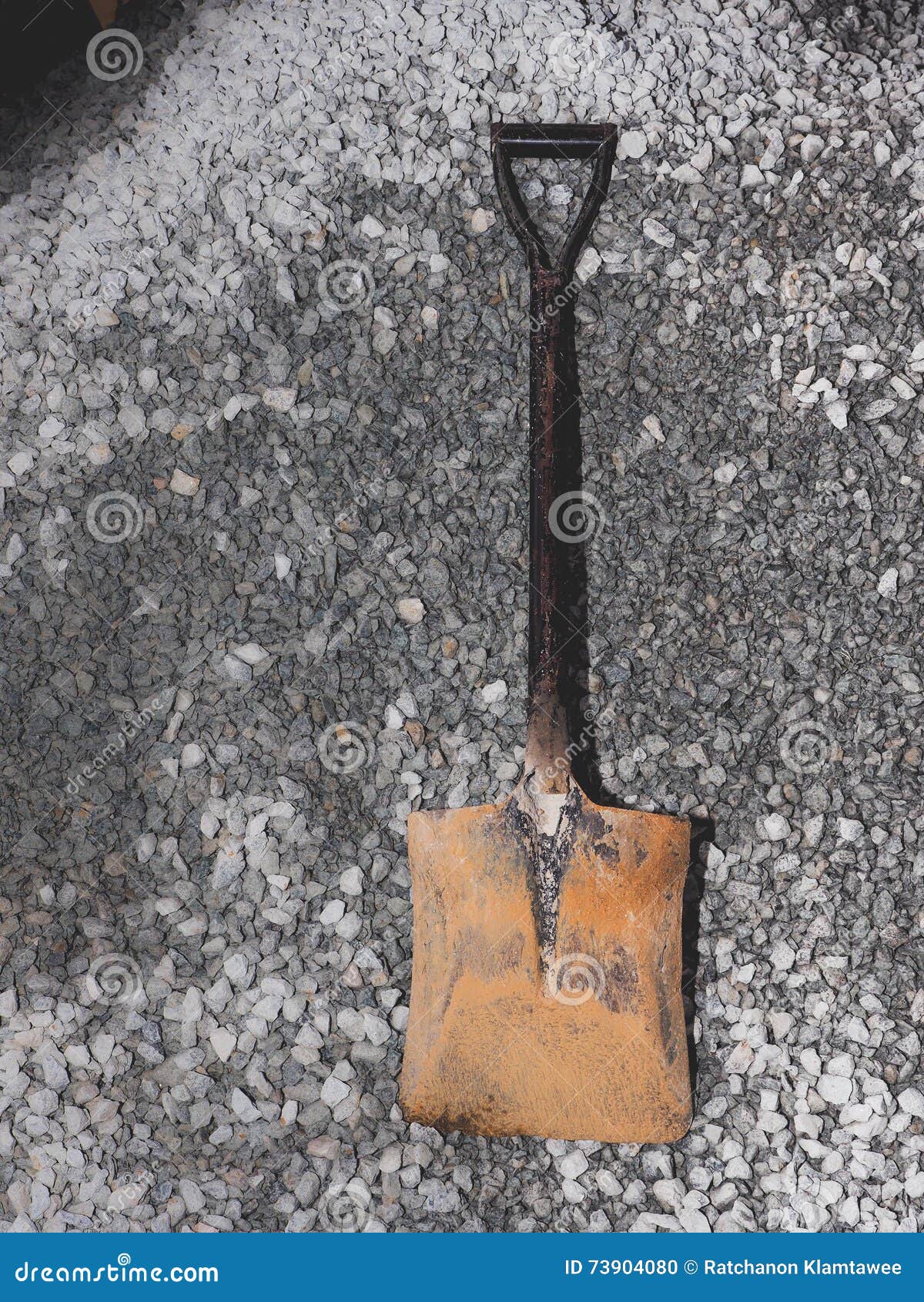Pala En La Roca Para Construir Foto de archivo - Imagen de bastidor ...