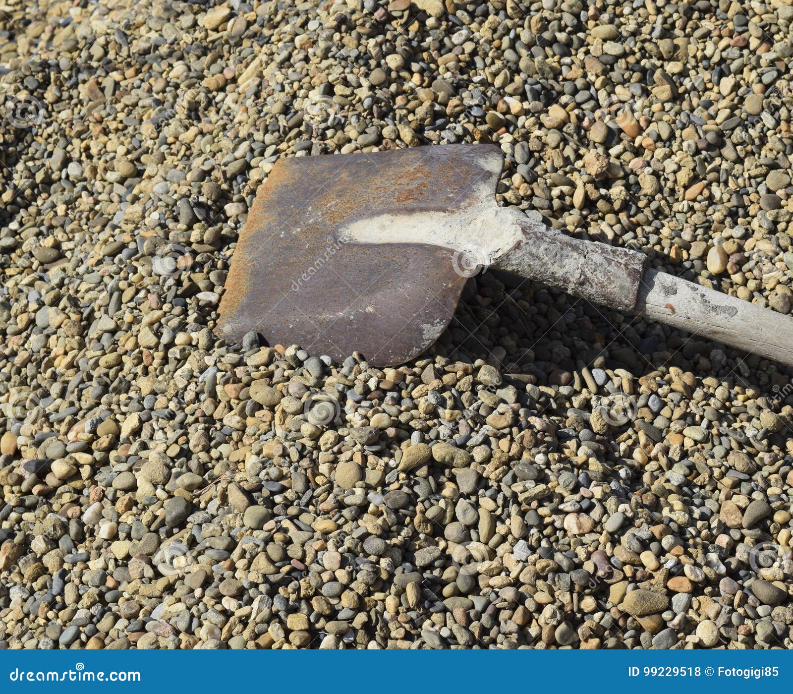 Pala en piedra machacada foto de archivo. Imagen de moho - 99229518