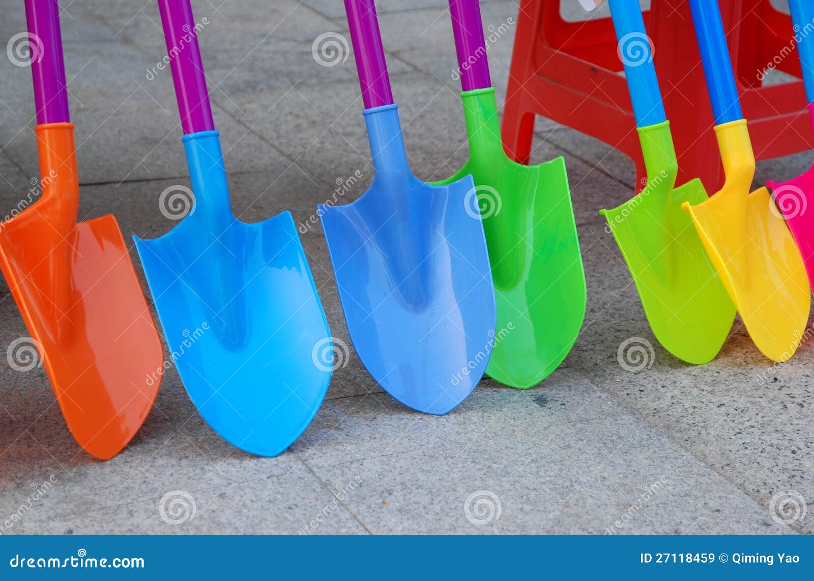 Pala plástica colorida imagen de archivo. Imagen de recorrido - 27118459