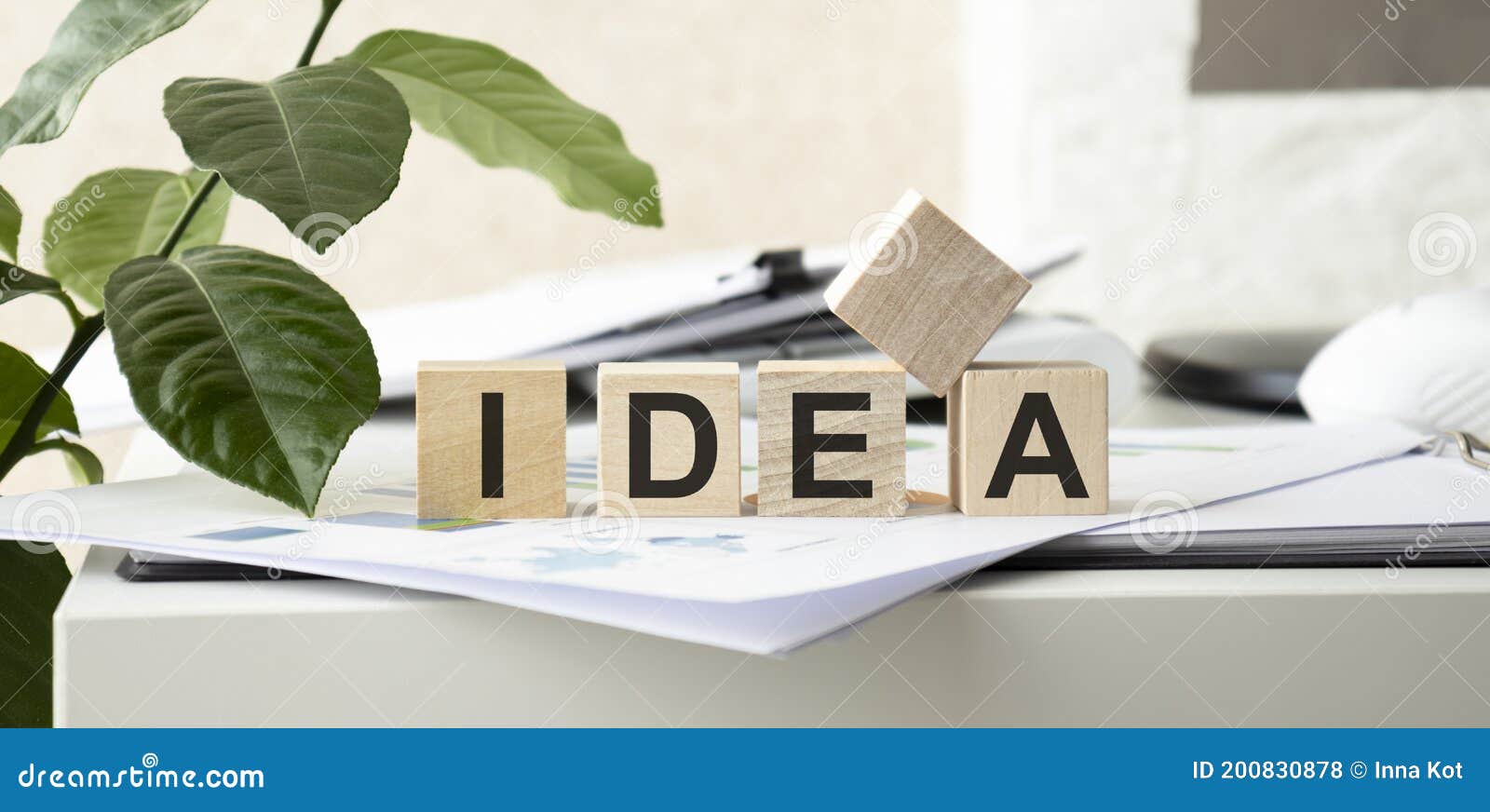 Palabra De Idea Escrita En Cubo De Madera. Texto De Idea Foto de ...