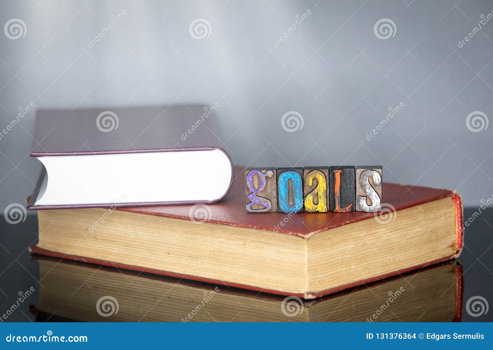 Palabra De Las Metas De Letras De Madera Coloreadas Foto de archivo ...