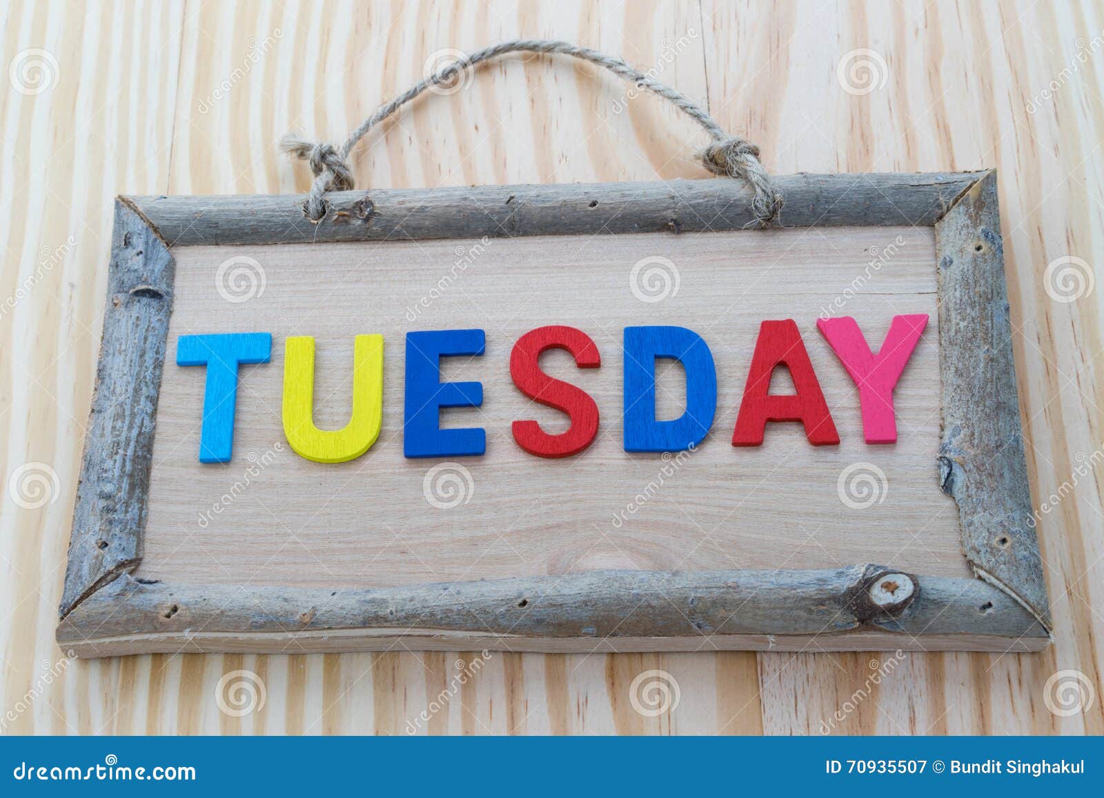 Palabra De Martes Con La Letra Colorida Imagen de archivo - Imagen de ...