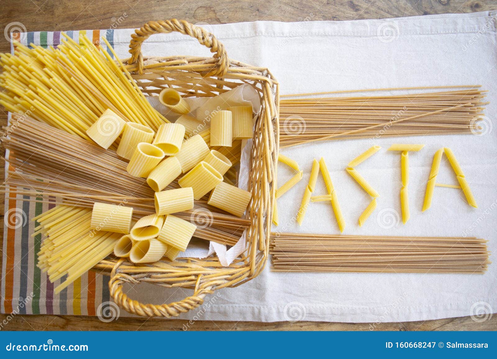 Palabra De Pasta Escrita Con Pasta Y Variedad De Pasta Imagen de ...