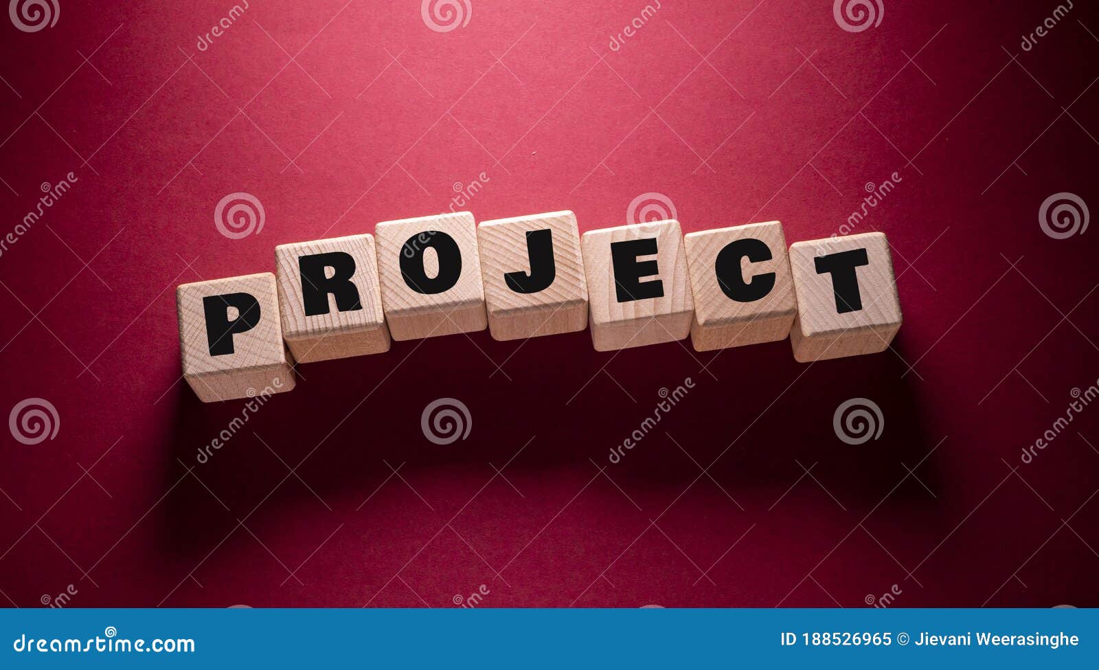 Palabra De Proyecto Con Cubos De Madera Imagen de archivo - Imagen de ...