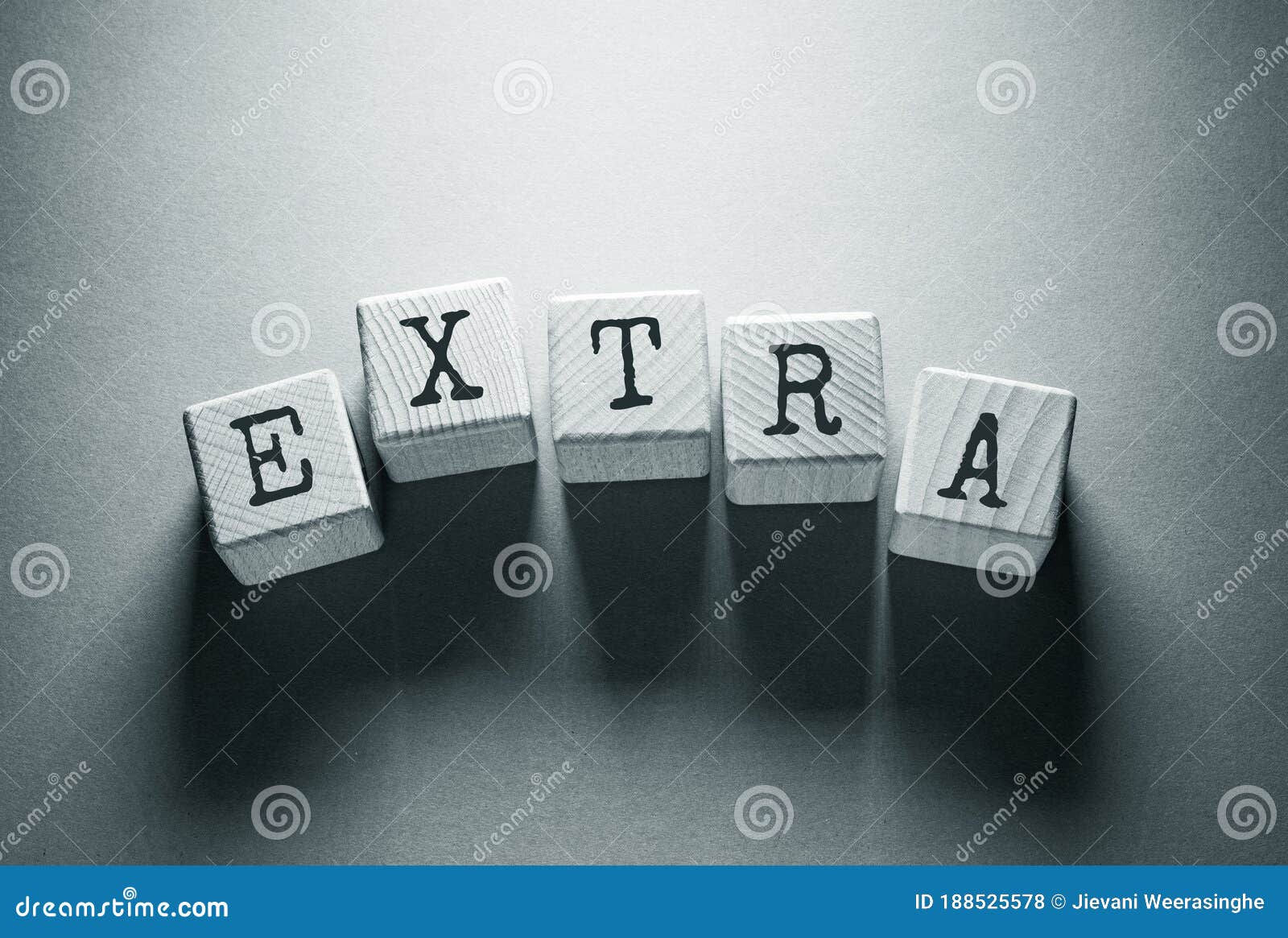 Palabra Extra Con Cubos De Madera Foto de archivo - Imagen de mensaje ...