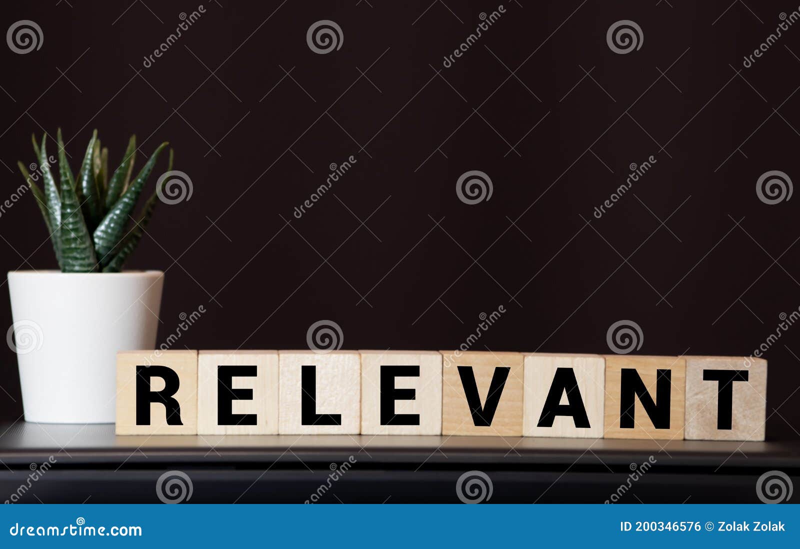 Palabra Pertinente Escrita En Bloque De Madera Foto de archivo - Imagen ...