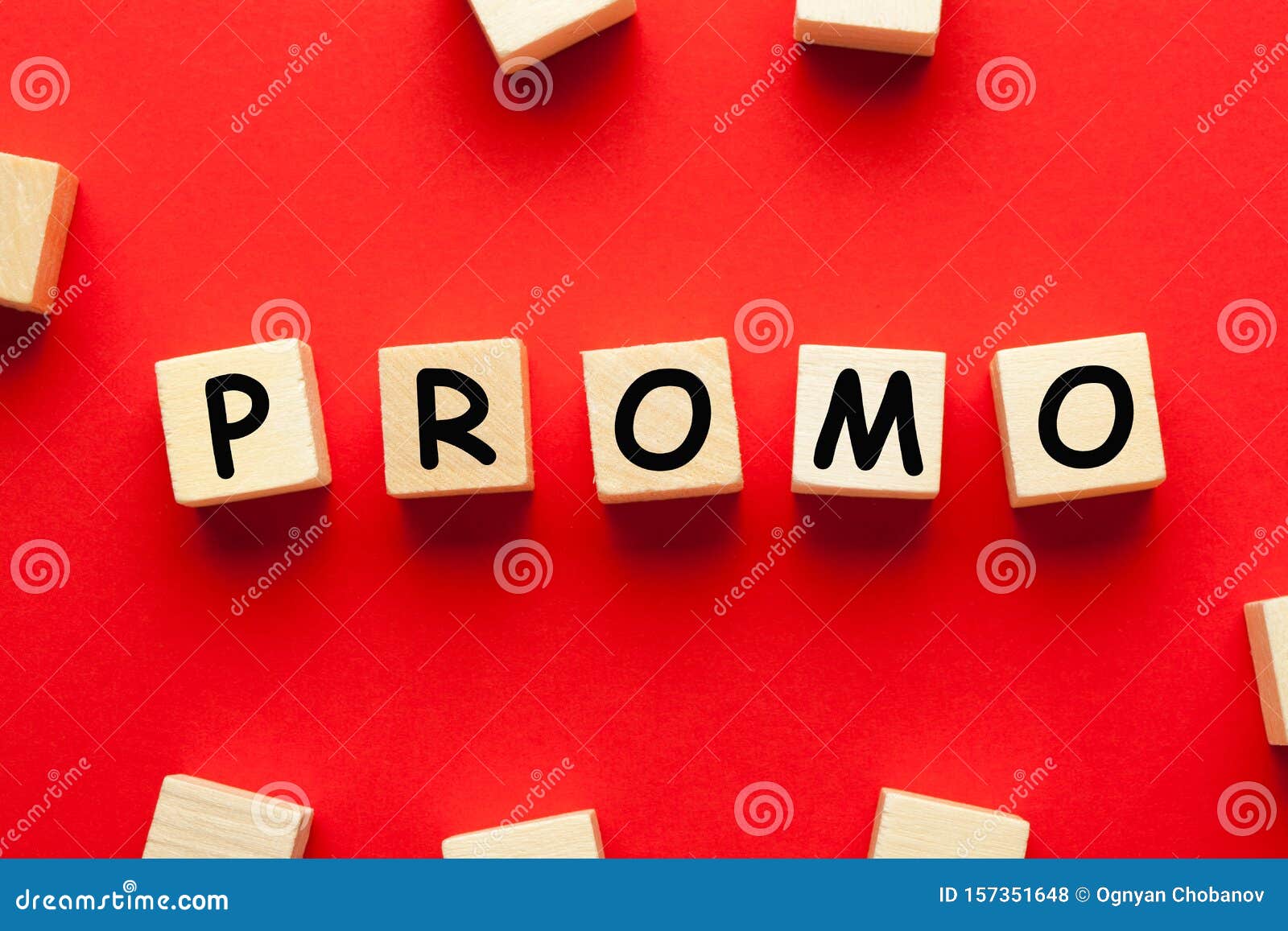 Palabras Promocionales Sobre Cubos De Madera Foto de archivo - Imagen ...